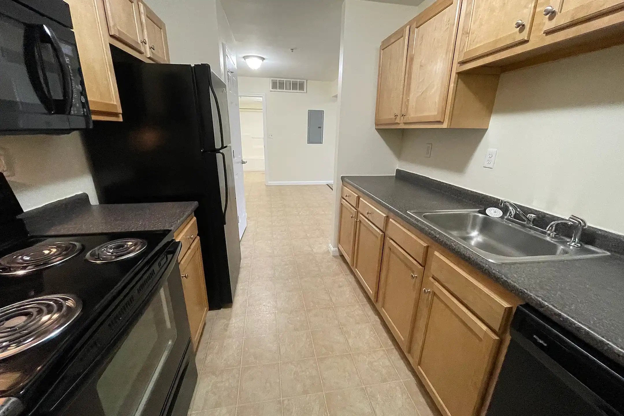 Redstone Apartments - Manchester, NH 03104 | ApartmentGuide.com