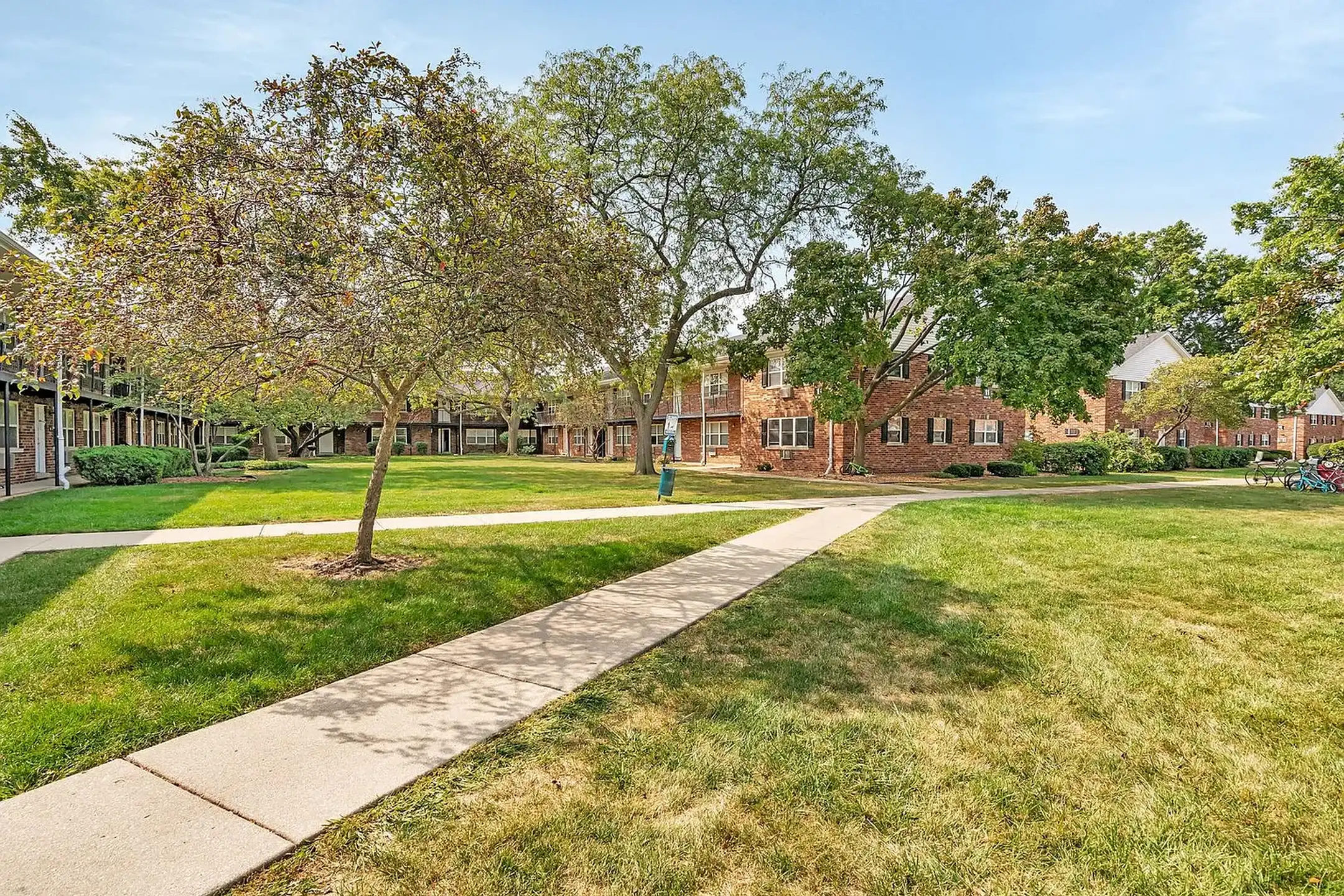 Iron Gate Apartments - Glen Ellyn, IL 60137 | ApartmentGuide.com