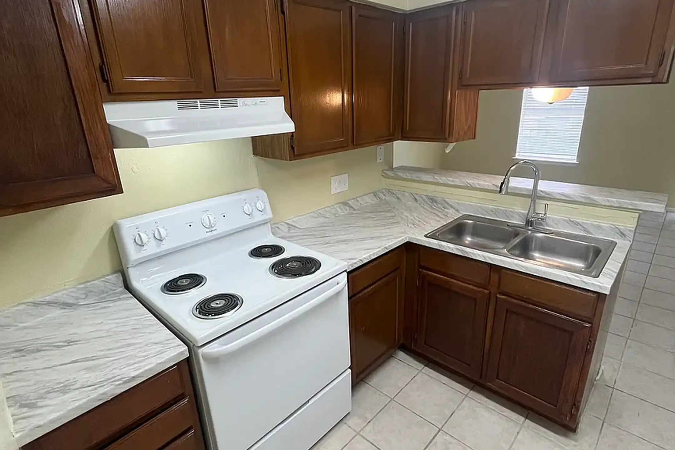 Town Oaks Apartments - Laredo, TX 78041 | ApartmentGuide.com