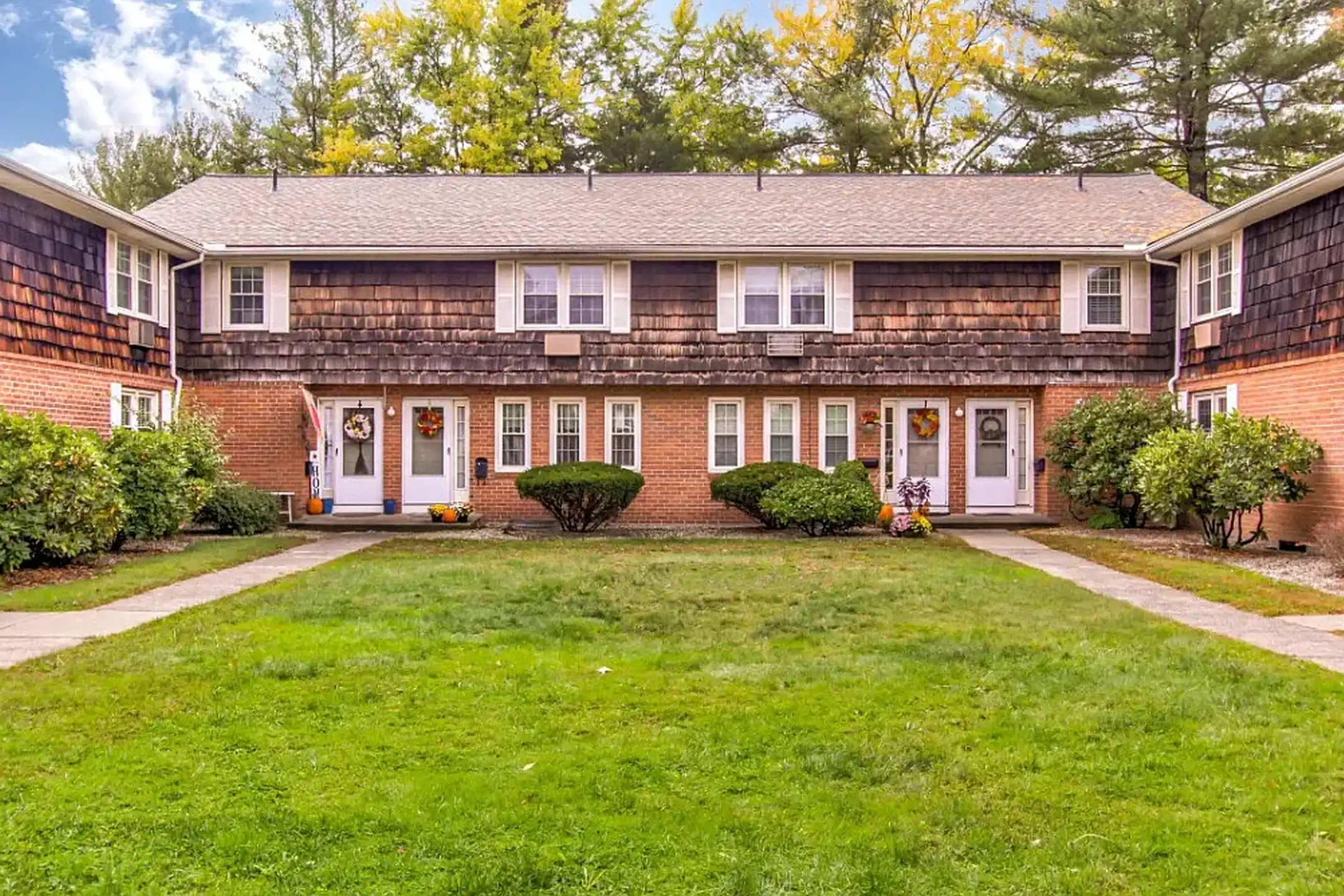 Suffield West Apartments - Suffield, CT 06078 | ApartmentGuide.com