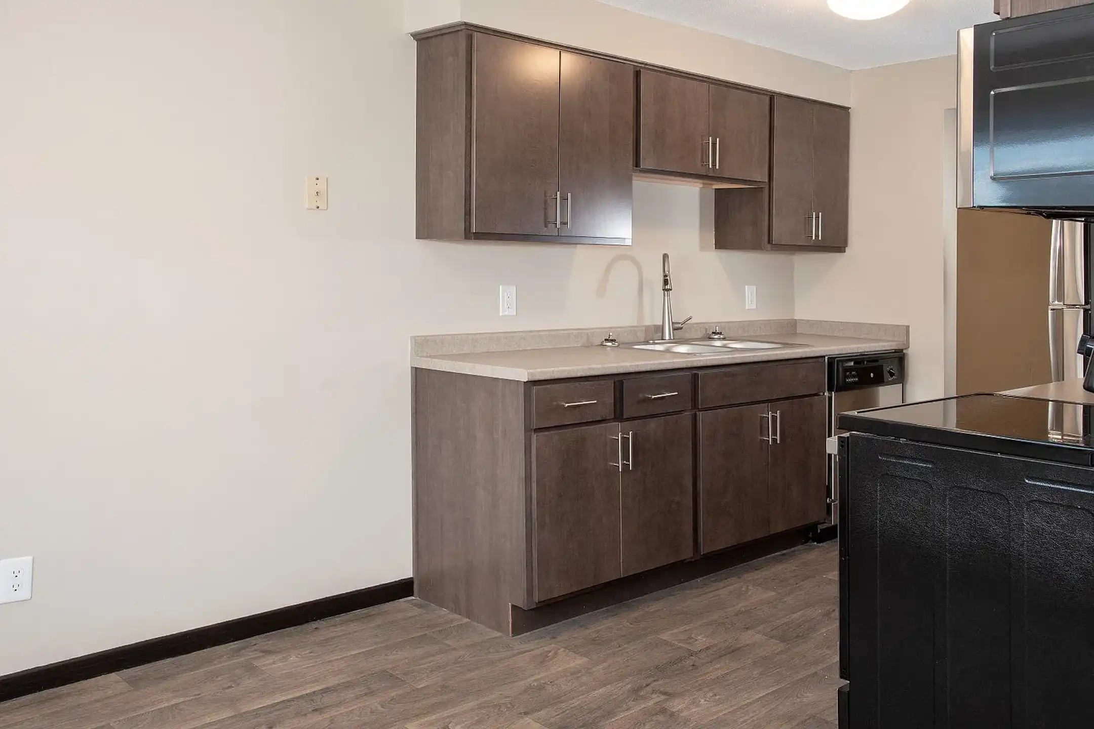 Chateau Apartments - West Saint Paul, MN 55118 | ApartmentGuide.com