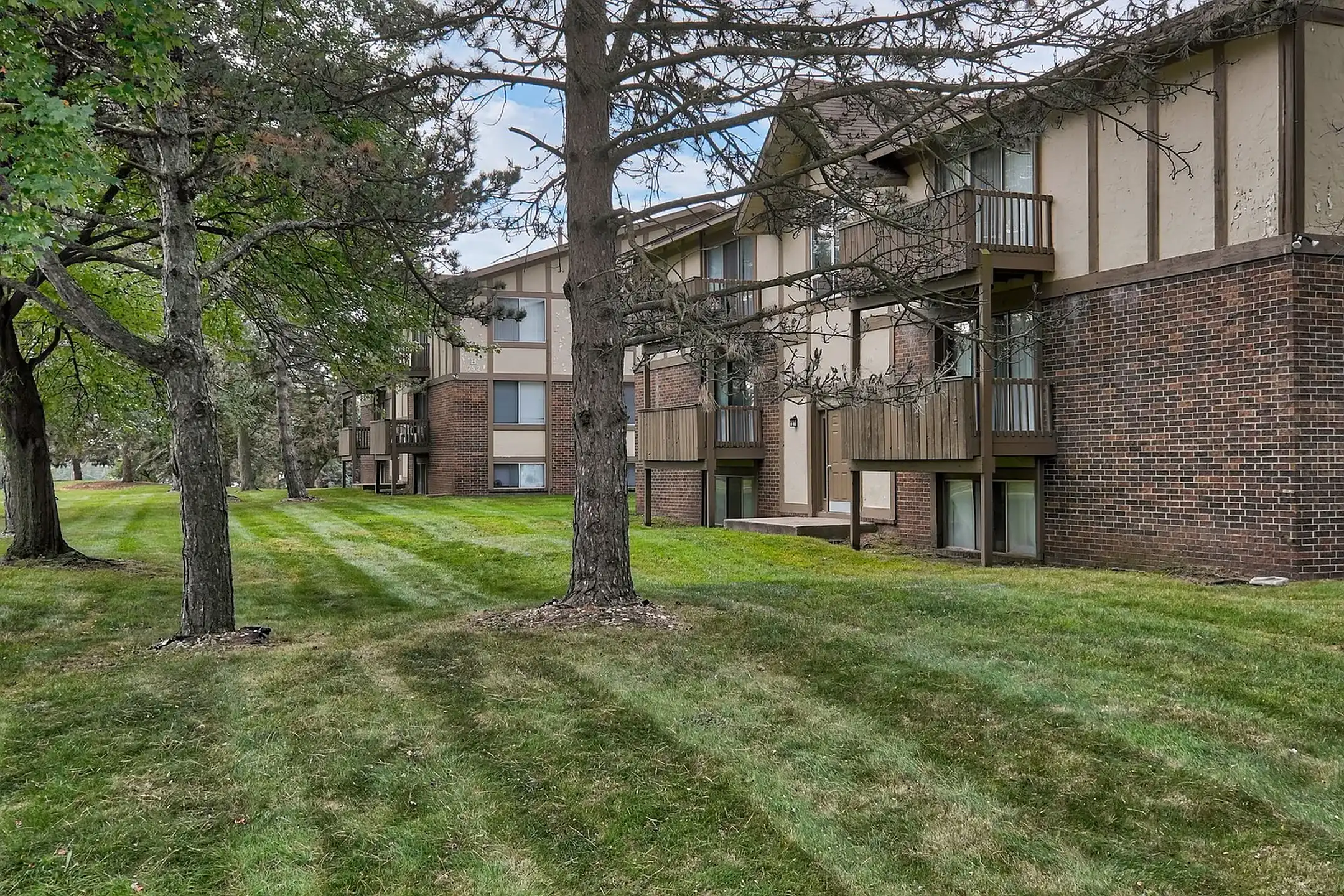 Nottingham Place Apartments - Kalamazoo, MI 49009 | ApartmentGuide.com