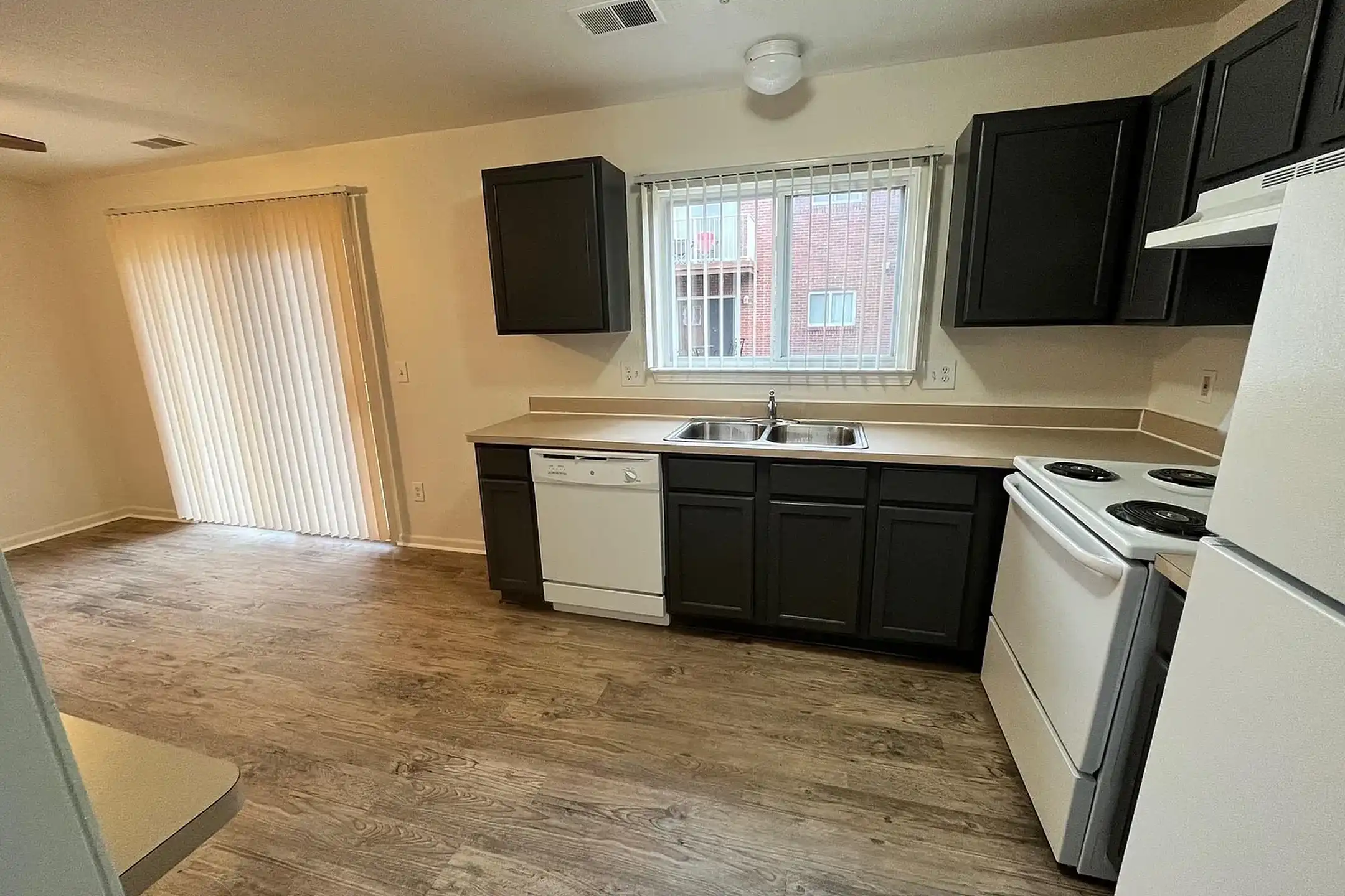 Vista Rose Apartments - Roseville, MI 48066 | ApartmentGuide.com