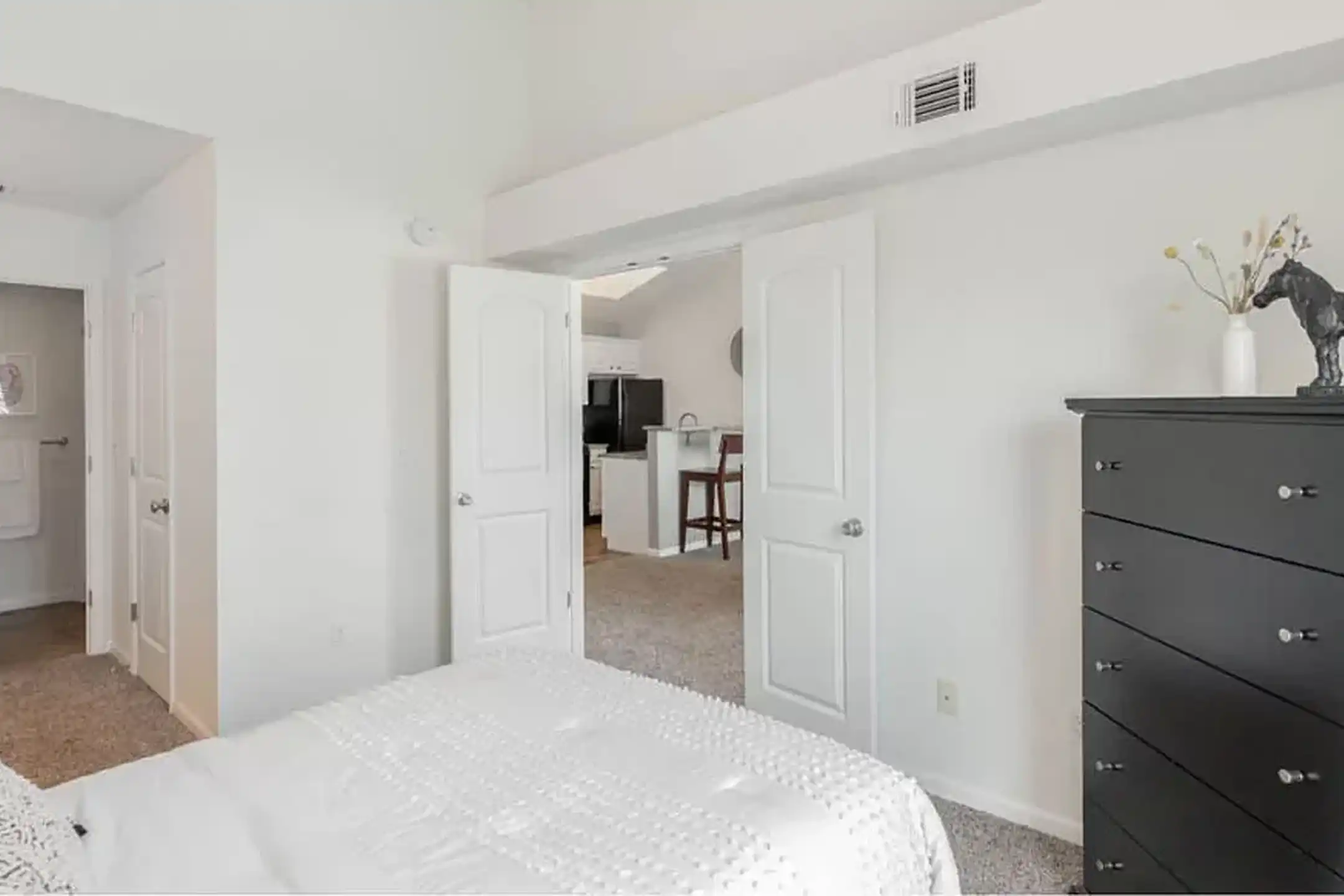 Pinegate West - Shawnee, KS 66203 | ApartmentGuide.com