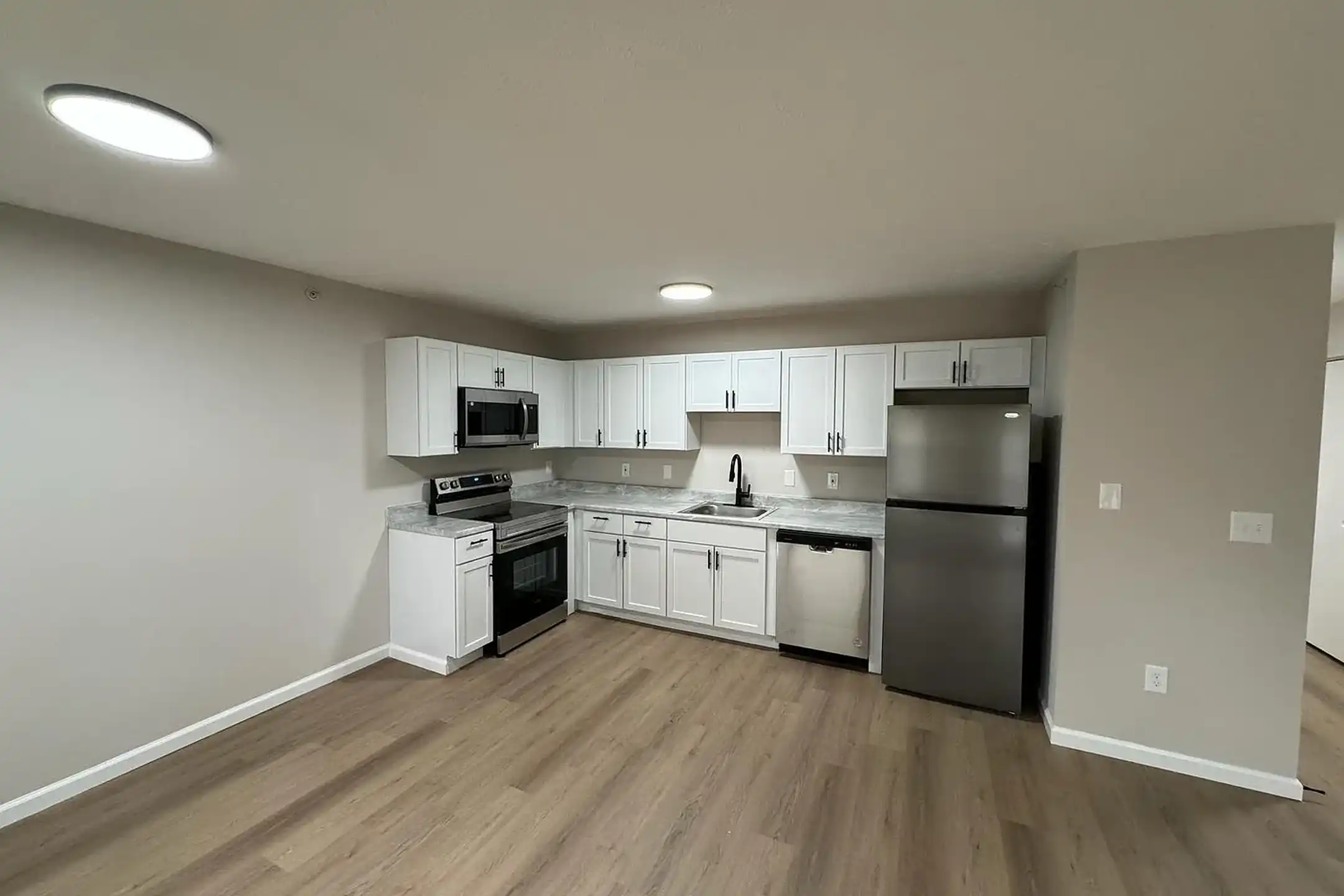 Elm Point Apartments - Bloomington, IL 61701 | ApartmentGuide.com