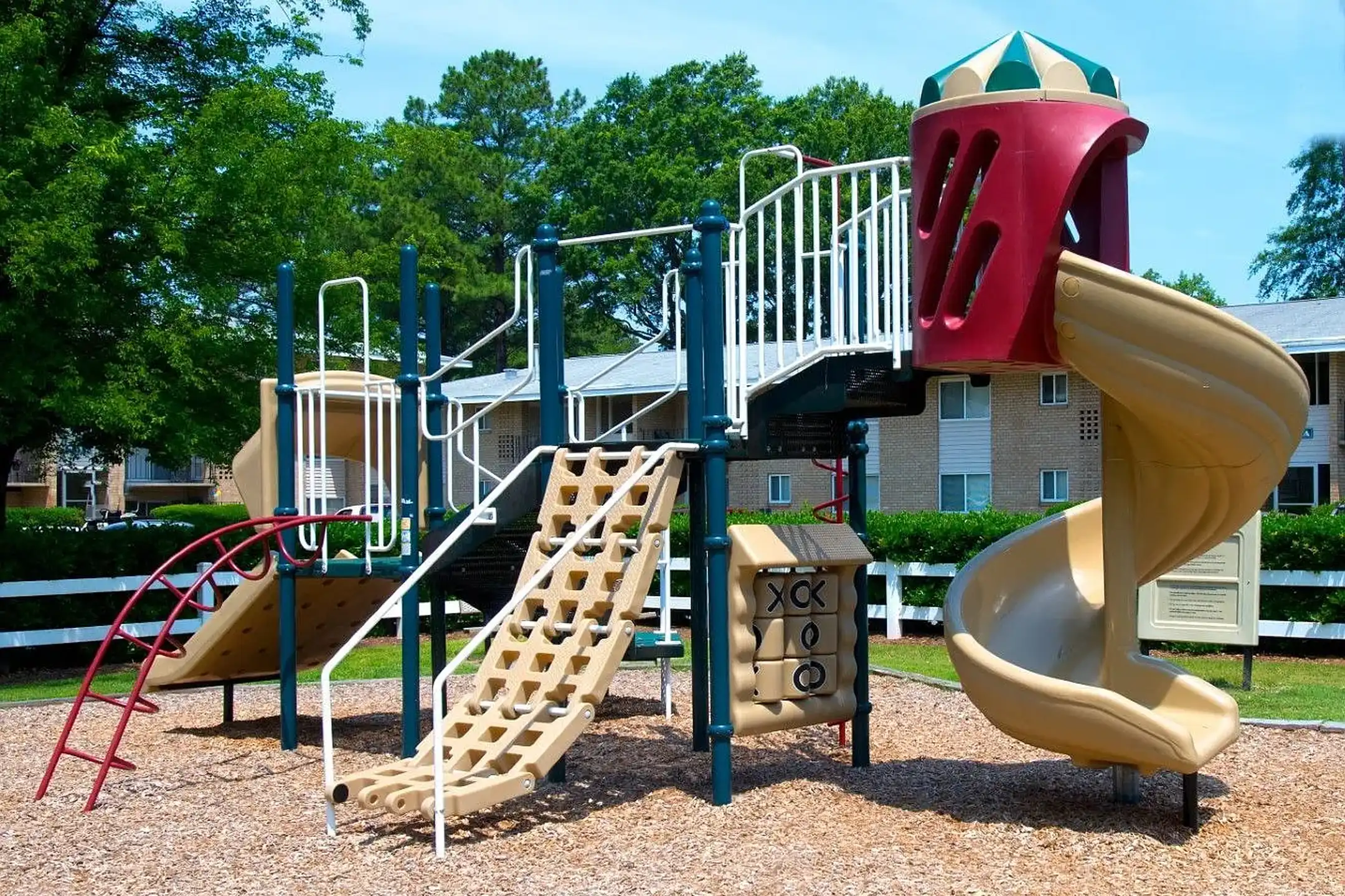 Colony Point Apartments - Norfolk, VA 23505 | ApartmentGuide.com