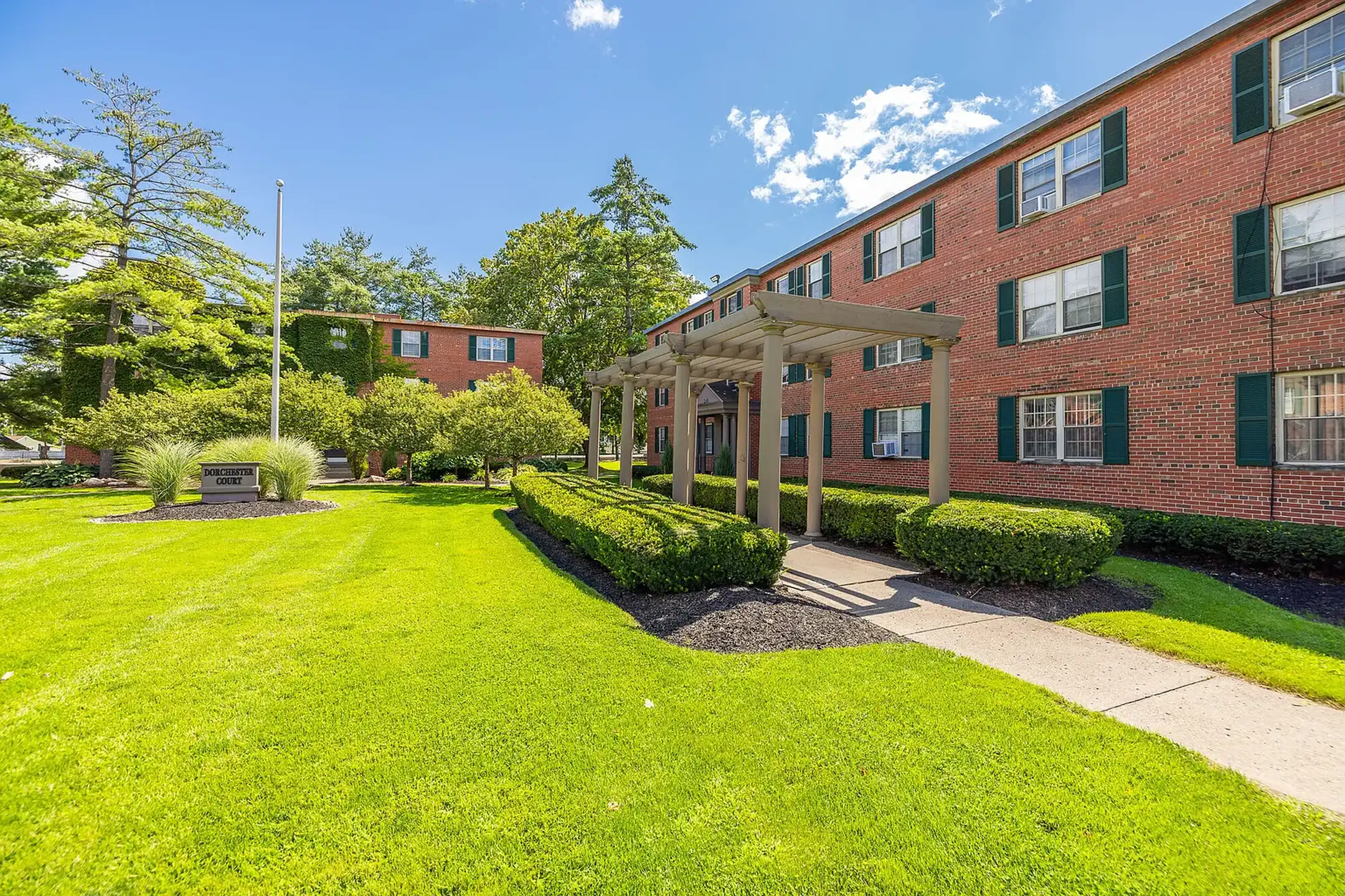 Rugby Square Apartments - Syracuse, NY 13203 | ApartmentGuide.com