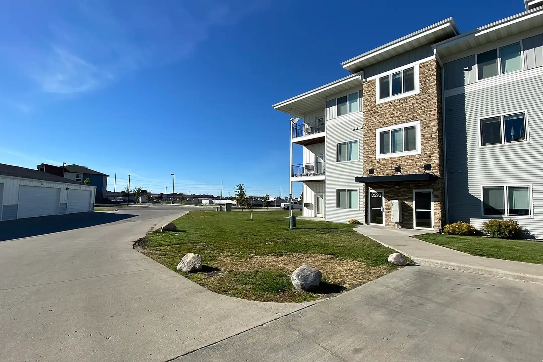 Amber Pointe Apartments - Fargo, ND 58104 | ApartmentGuide.com