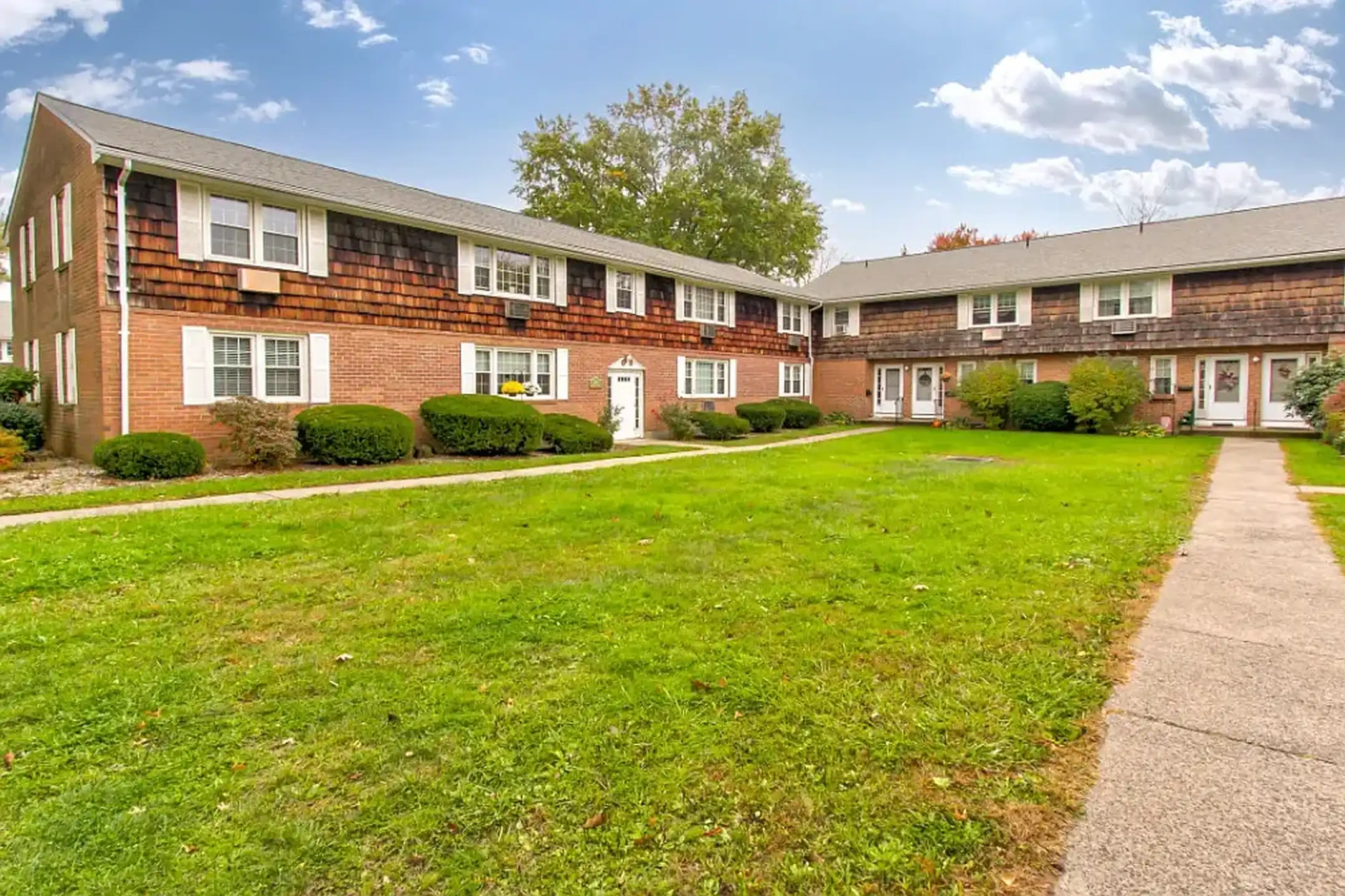 Suffield West Apartments - Suffield, CT 06078 | ApartmentGuide.com