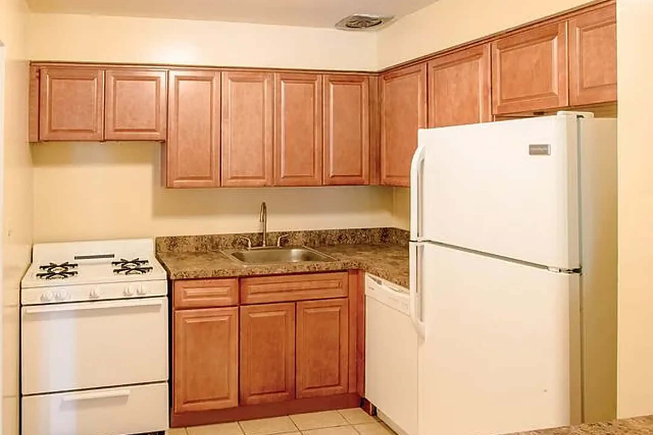 Valley Manor Apartments - Edison, NJ 08817 | ApartmentGuide.com
