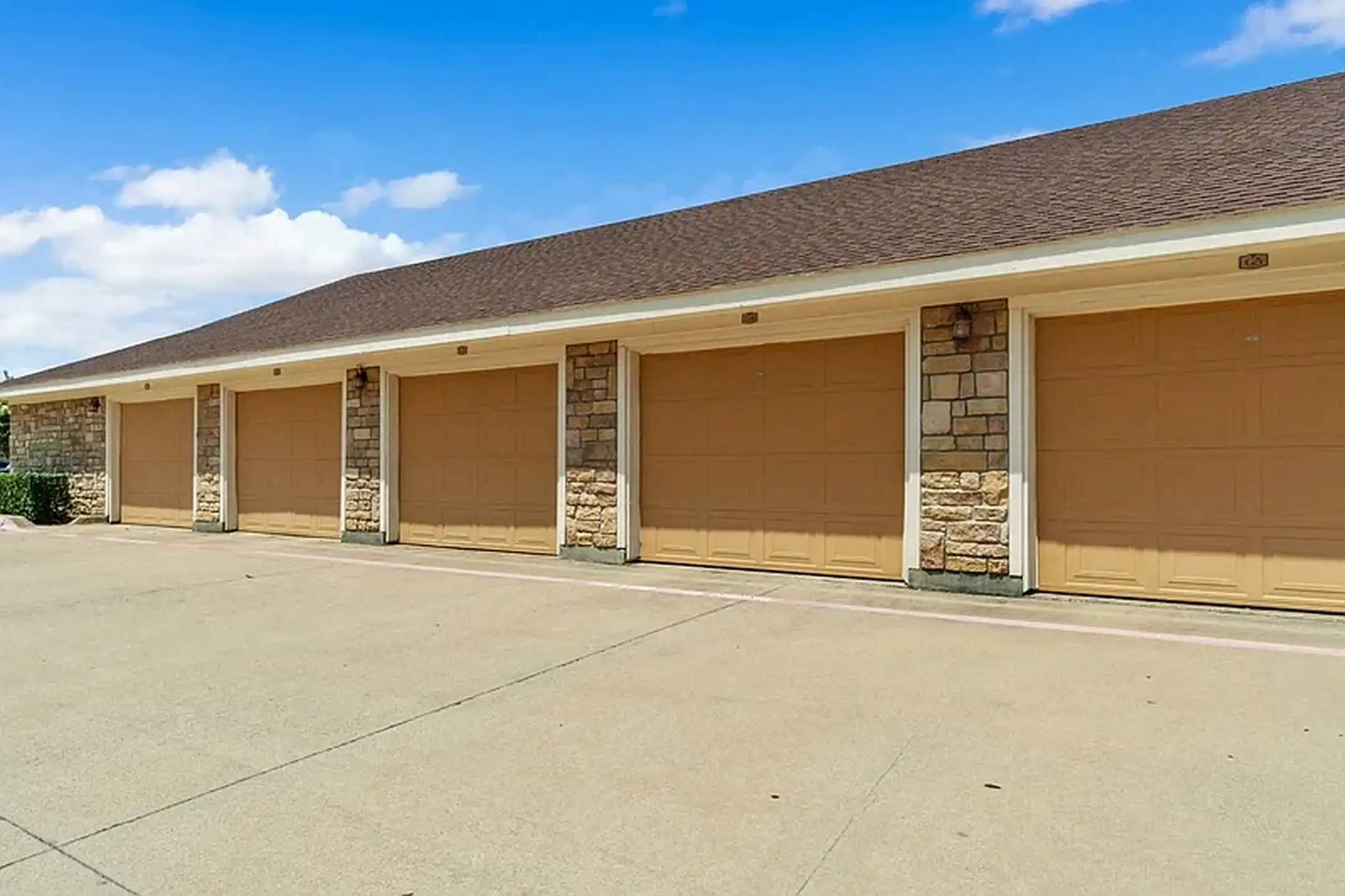 Mansions of Mansfield - Mansfield, TX 76063 | ApartmentGuide.com