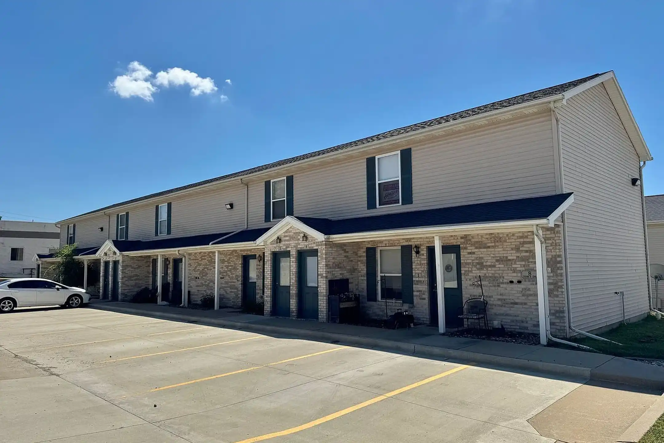 Main & Veterans Crossing - Bloomington, IL 61701 | ApartmentGuide.com