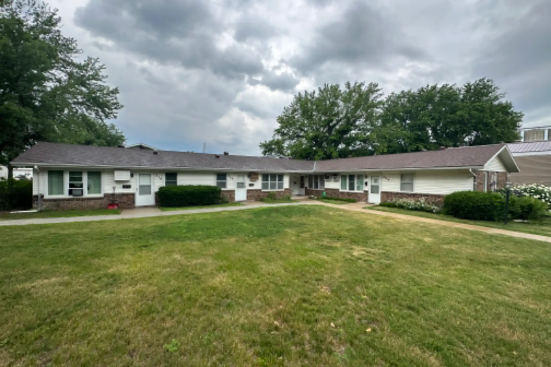 204 Locust St - Hospers, IA 51238 | ApartmentGuide.com
