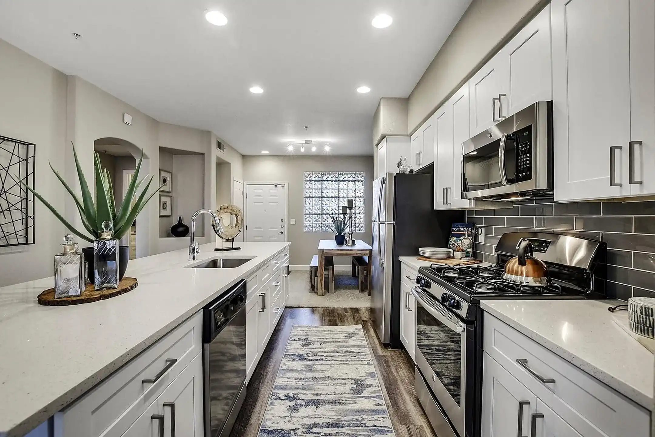 Desert Club - Phoenix, AZ 85054 | ApartmentGuide.com