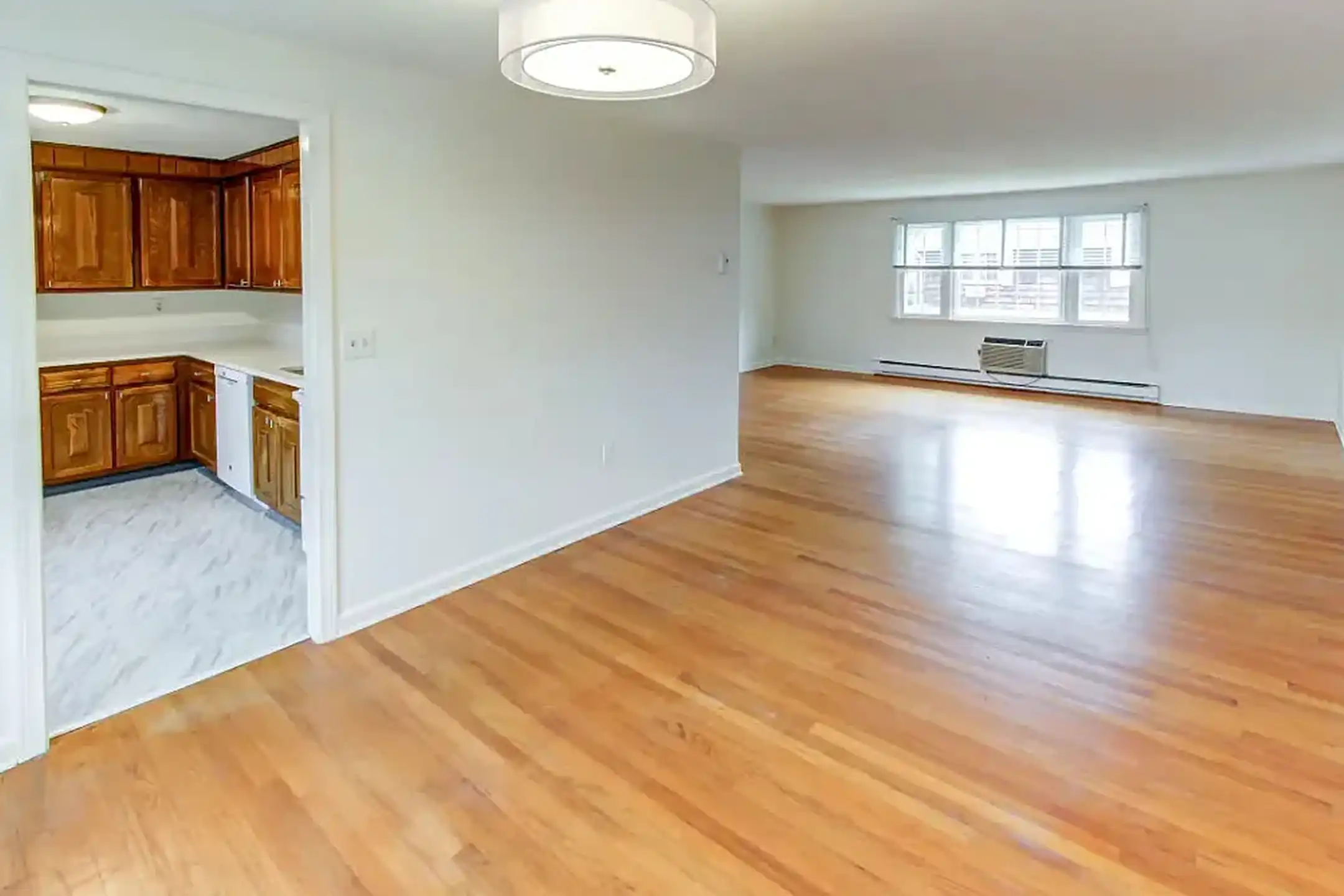 Suffield West Apartments - Suffield, CT 06078 | ApartmentGuide.com