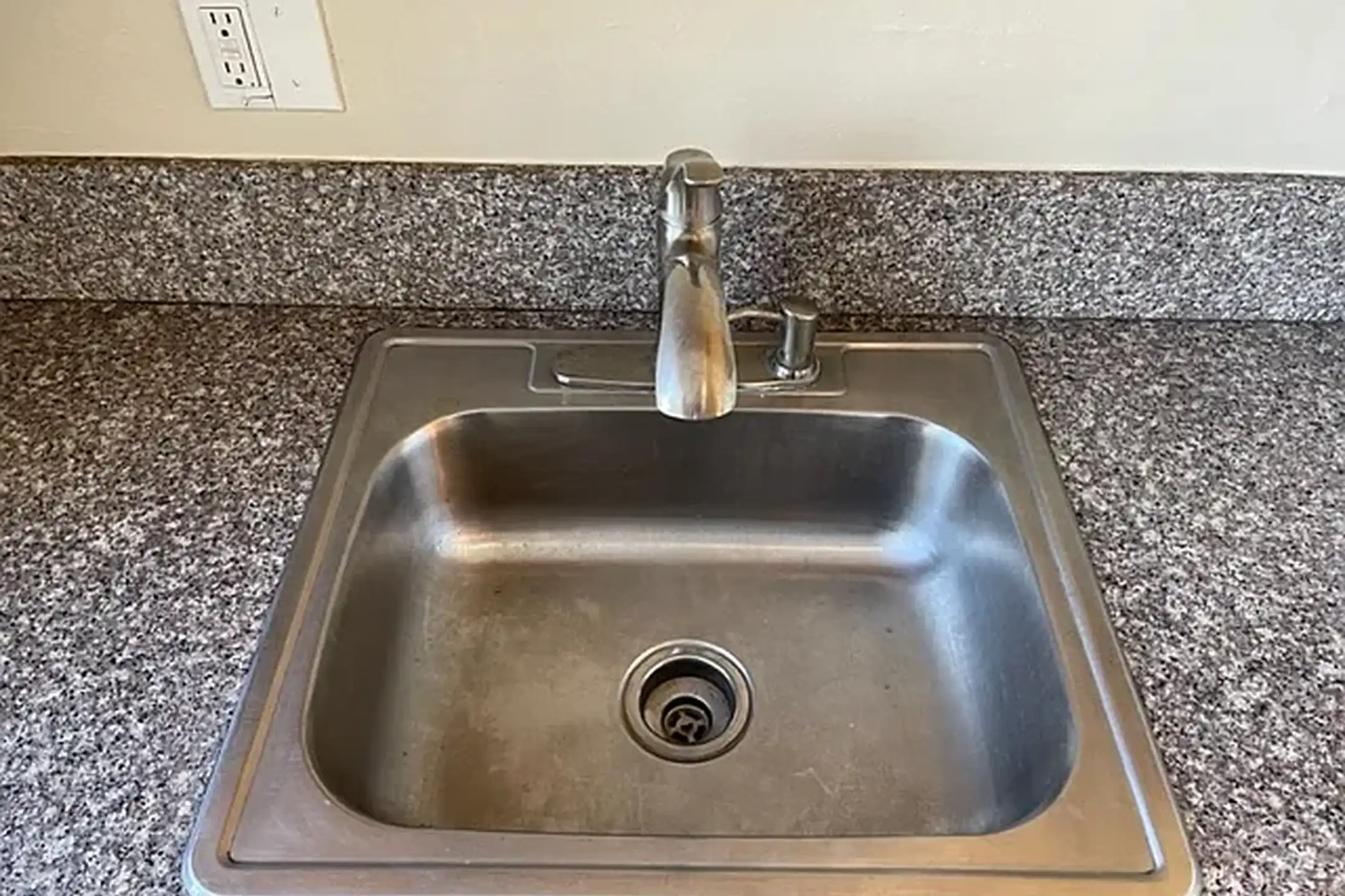 2600 W 8th Street - Los Angeles, CA 90057 | ApartmentGuide.com