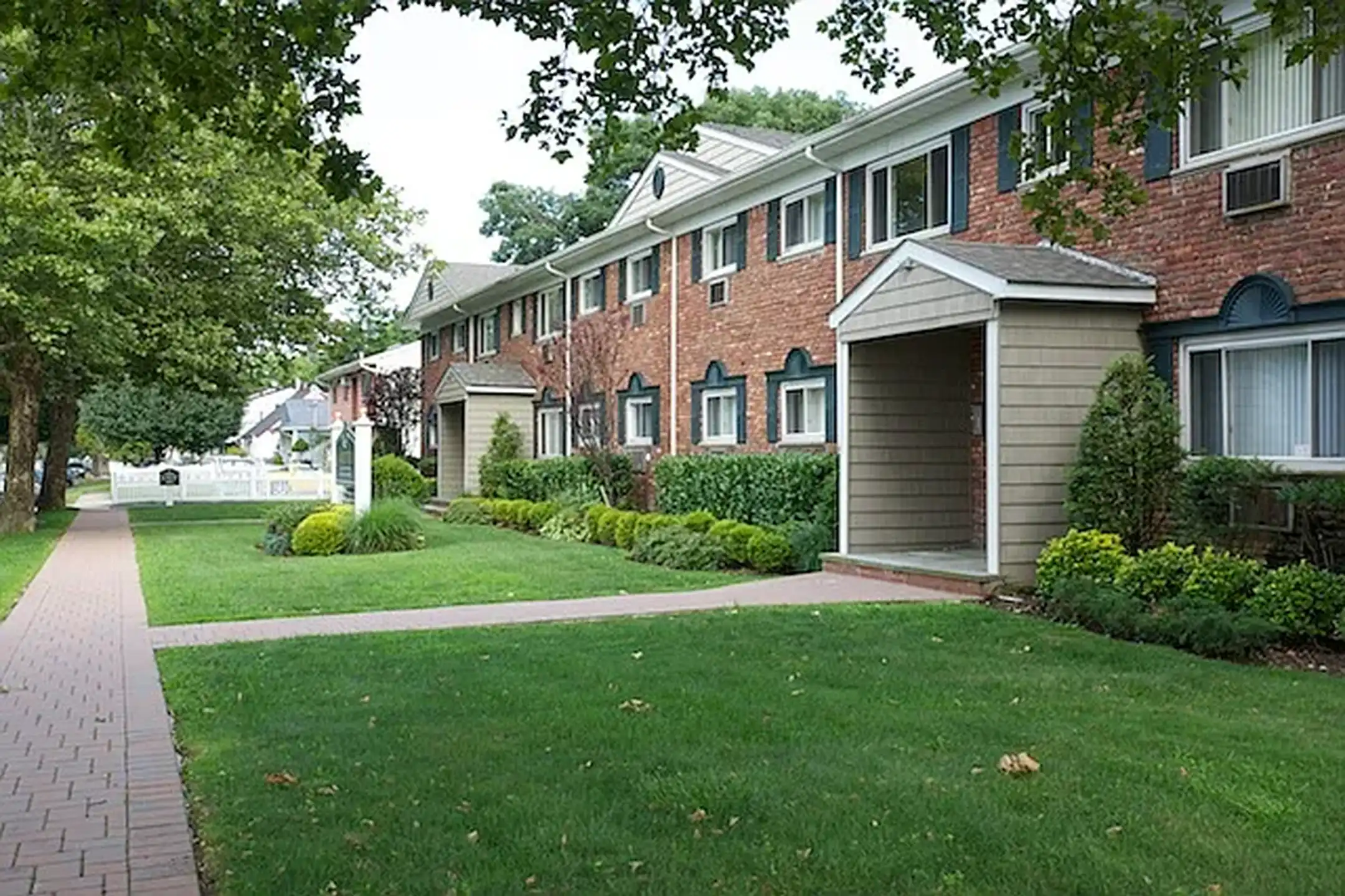 Fairfield Manor - West Babylon, NY 11704 | ApartmentGuide.com