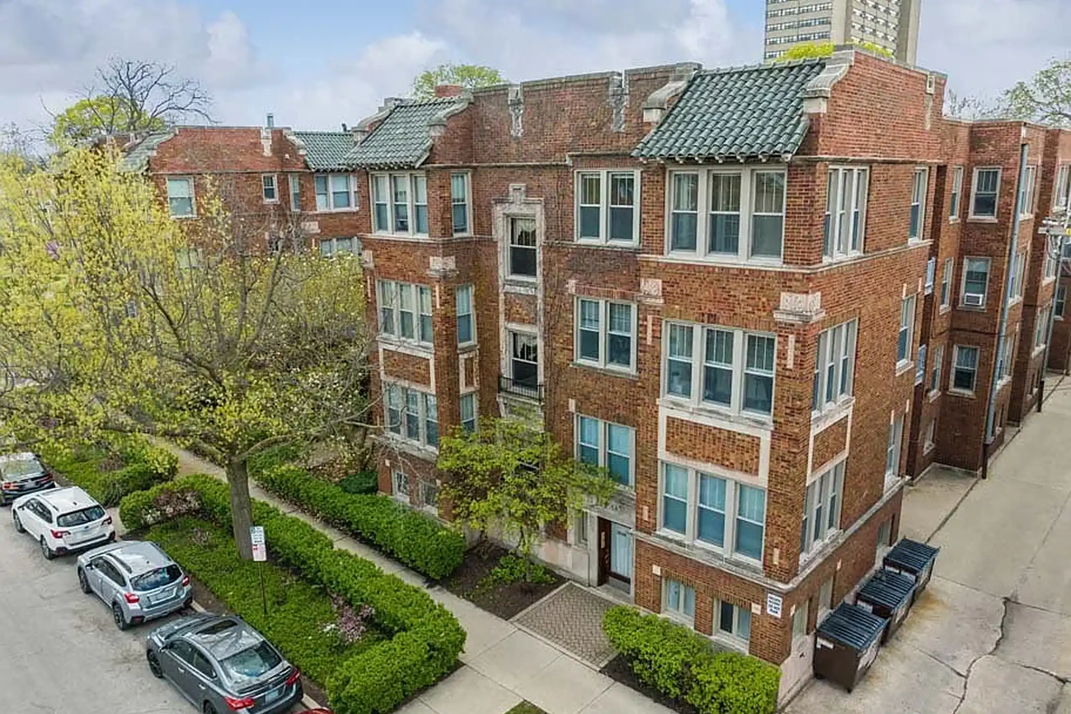 The Bryant at Oak Park I & II - Oak Park, IL 60302 | ApartmentGuide.com