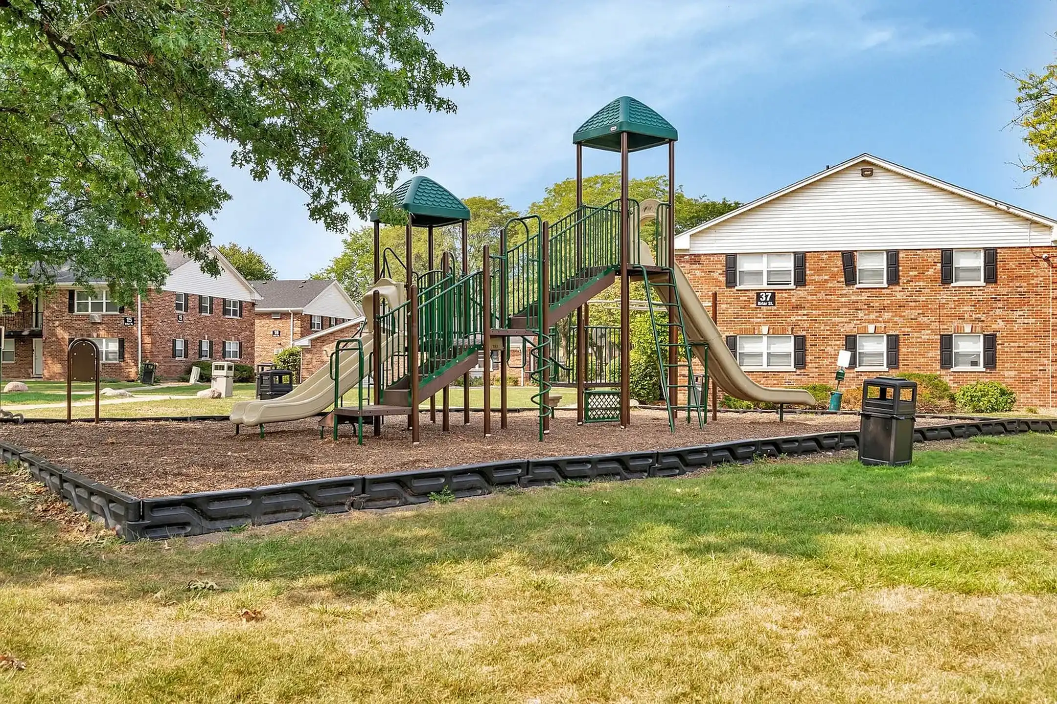 Iron Gate Apartments - Glen Ellyn, IL 60137 | ApartmentGuide.com