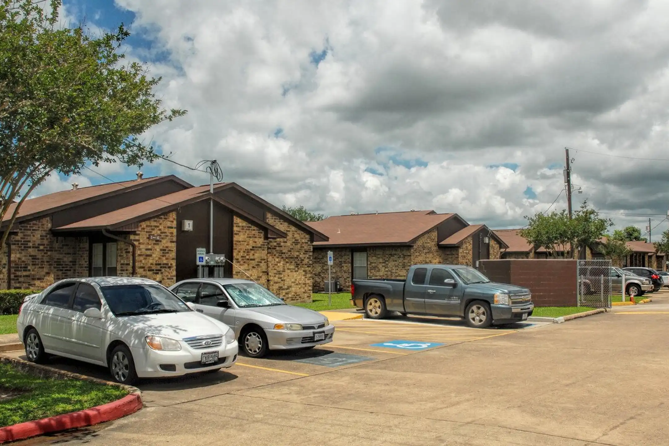1749 E Henderson Rd unit 102 - Angleton, TX 77515 | ApartmentGuide.com