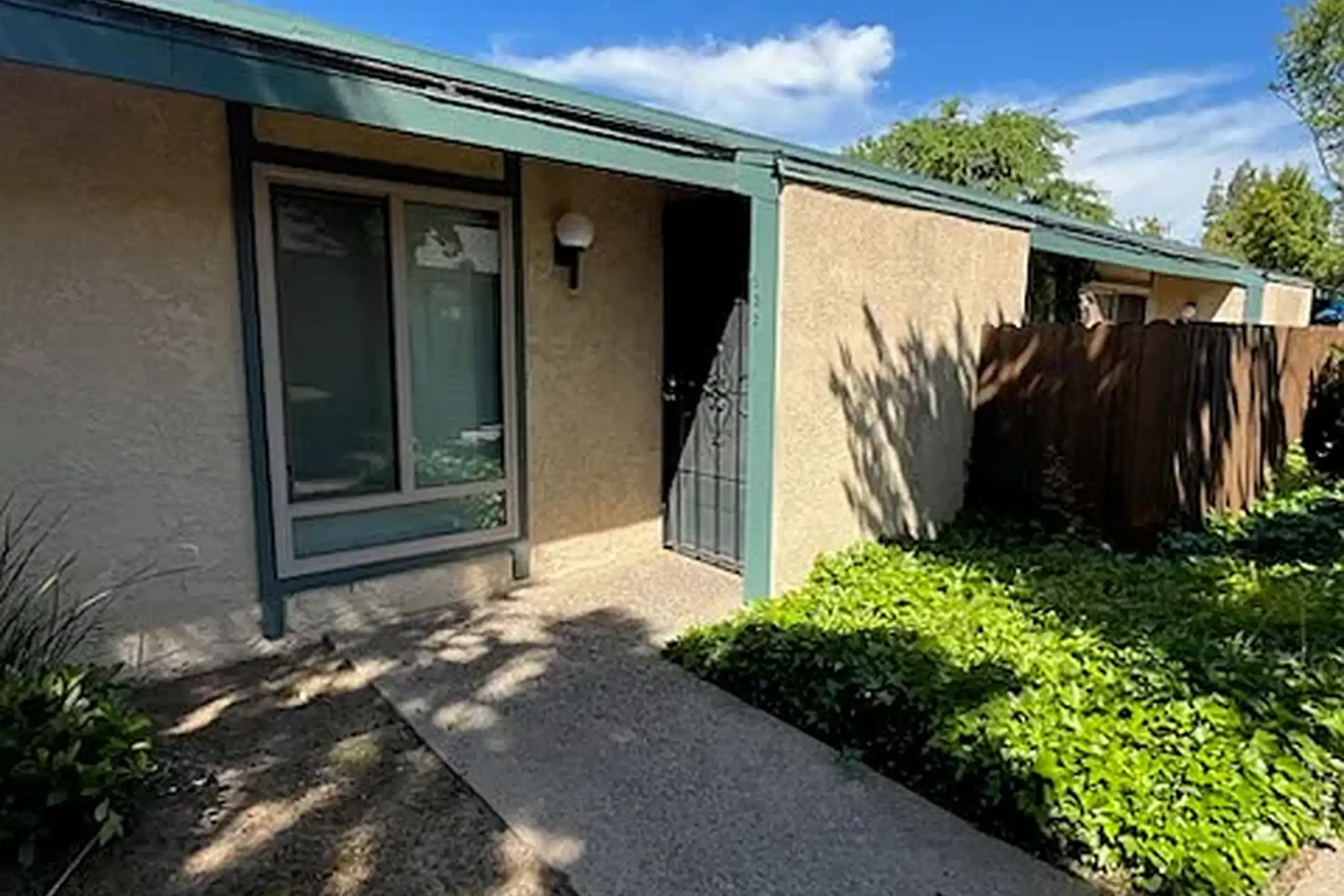 Bullard Garden Apartments - Fresno, CA 93710 | ApartmentGuide.com