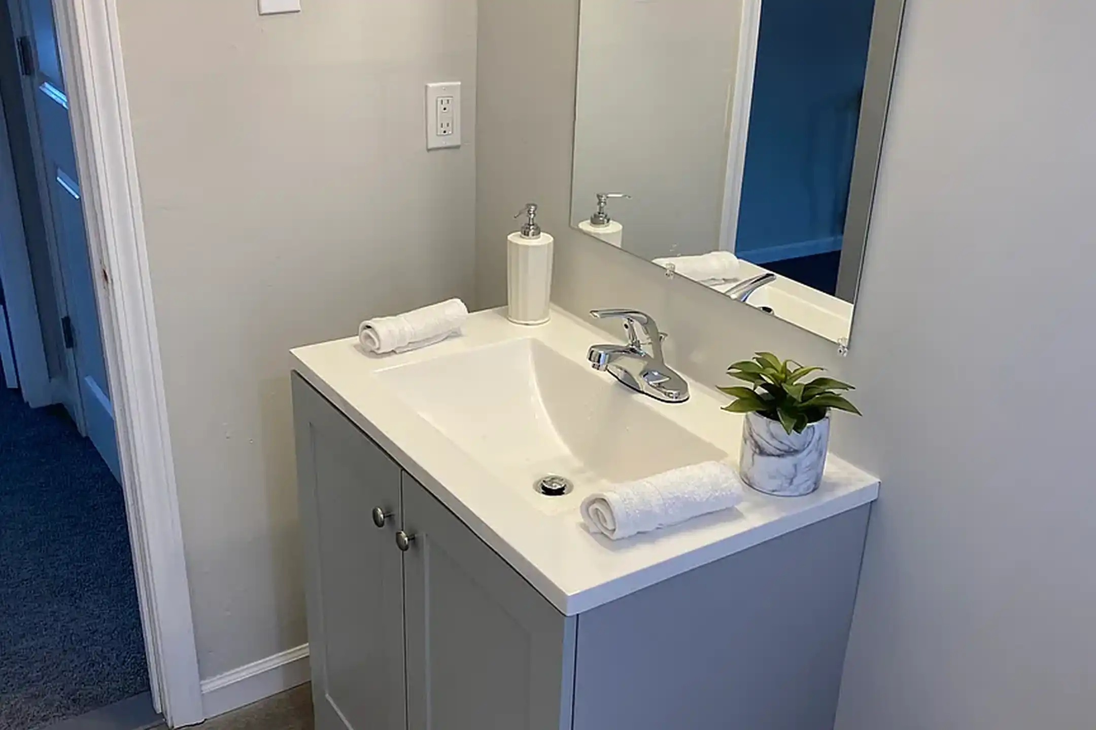 Liberty Manor Apartments - Clementon, NJ 08021 | ApartmentGuide.com