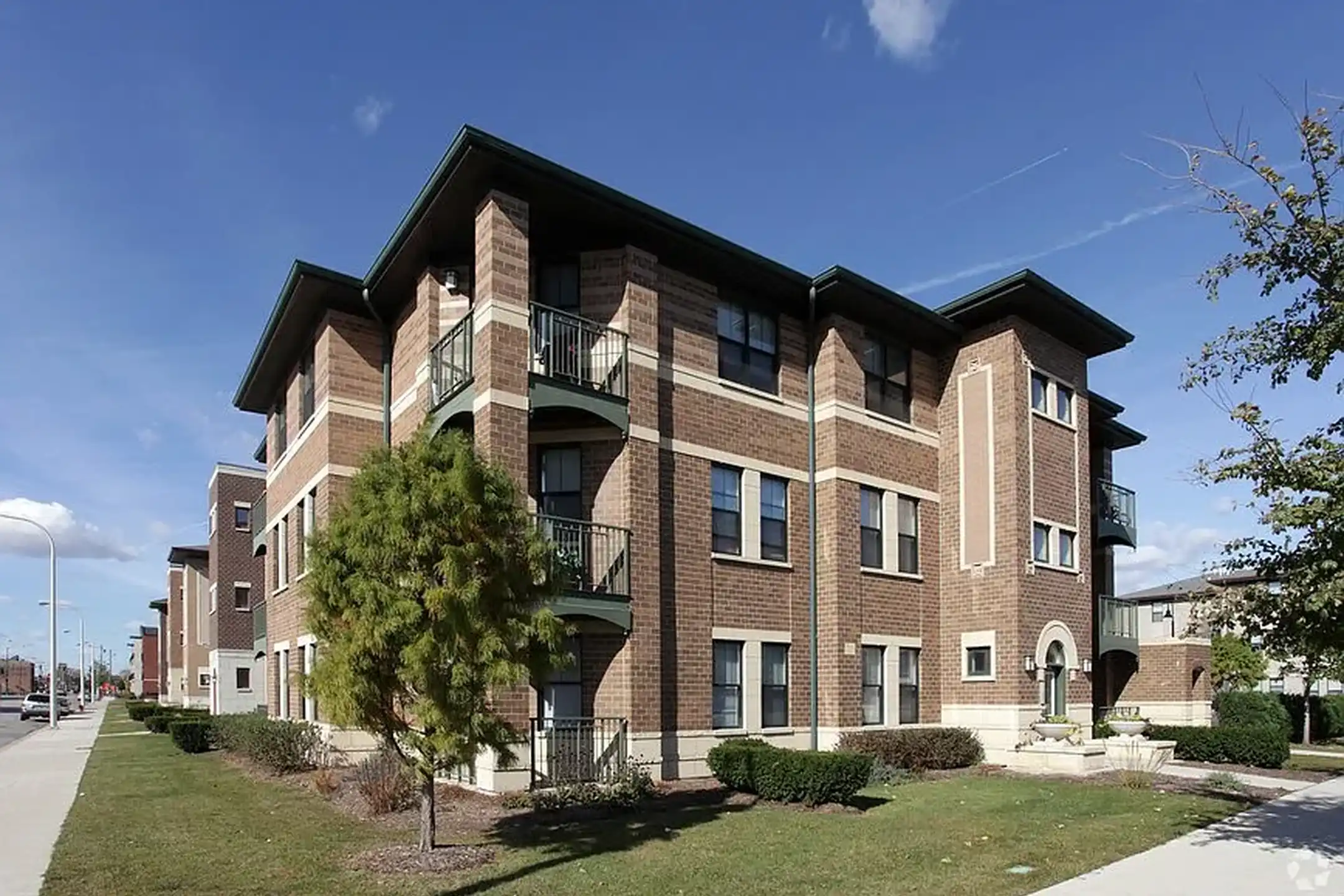 Oakwood Shores - Chicago, IL 60653 | ApartmentGuide.com