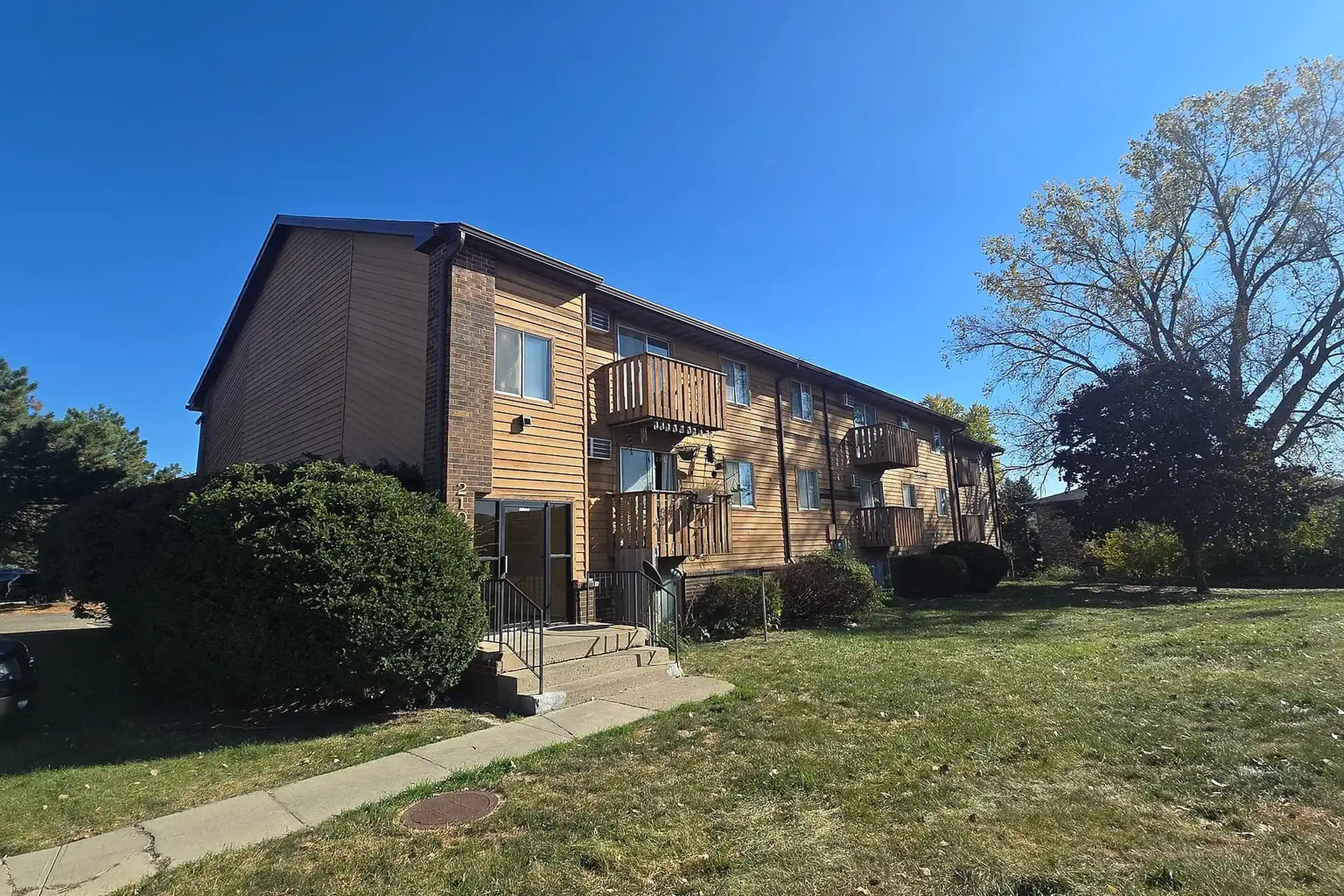 2100 Grand Ave - West Des Moines, IA 50265 | ApartmentGuide.com