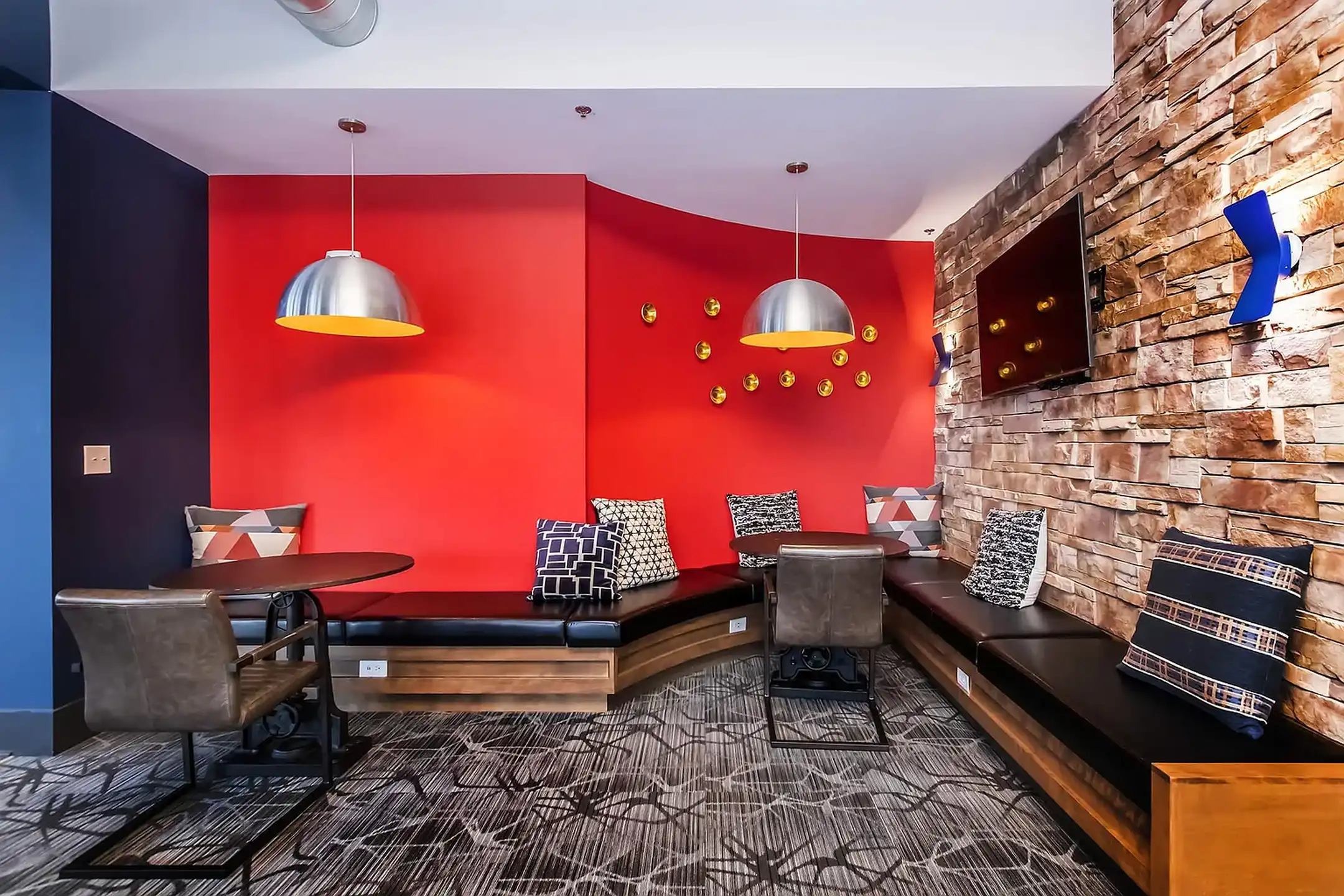 Foxridge Apartment Homes - Blacksburg, VA 24060 | ApartmentGuide.com