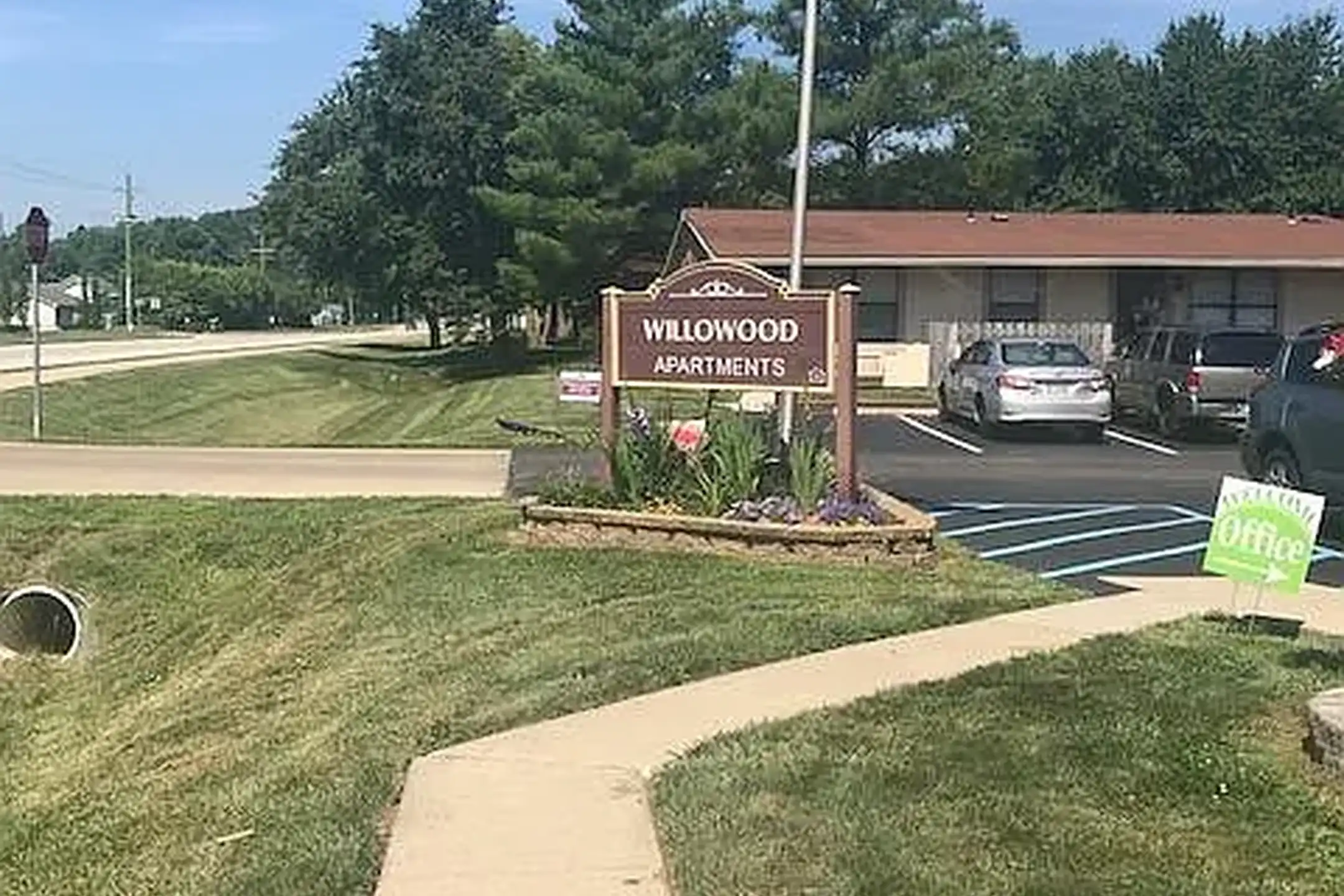 Willowood Apartments - Columbus, IN 47203 | ApartmentGuide.com