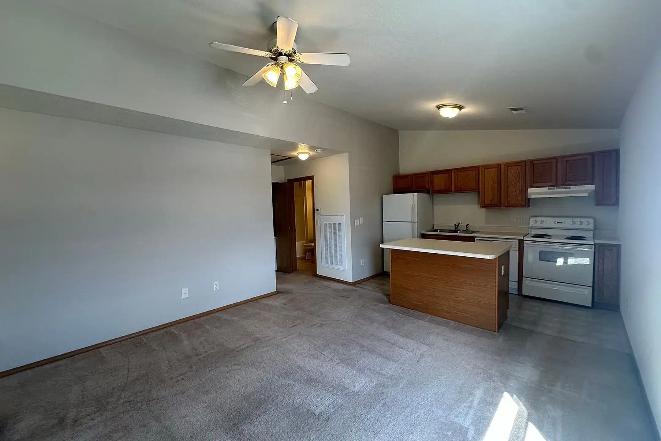 Main & Veterans Crossing - Bloomington, IL 61701 | ApartmentGuide.com