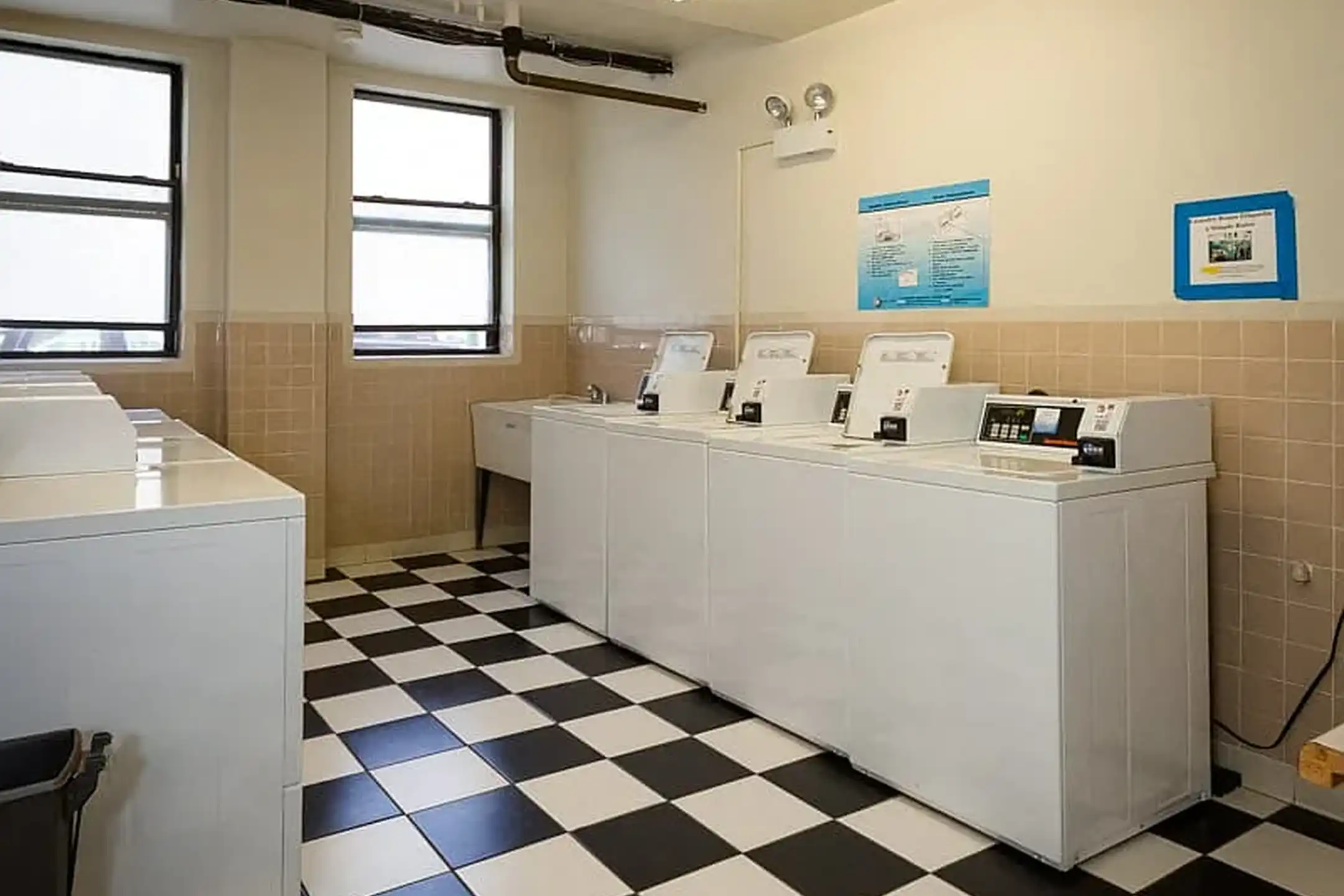 Ivy Tower - Chicago, IL 60615 | ApartmentGuide.com