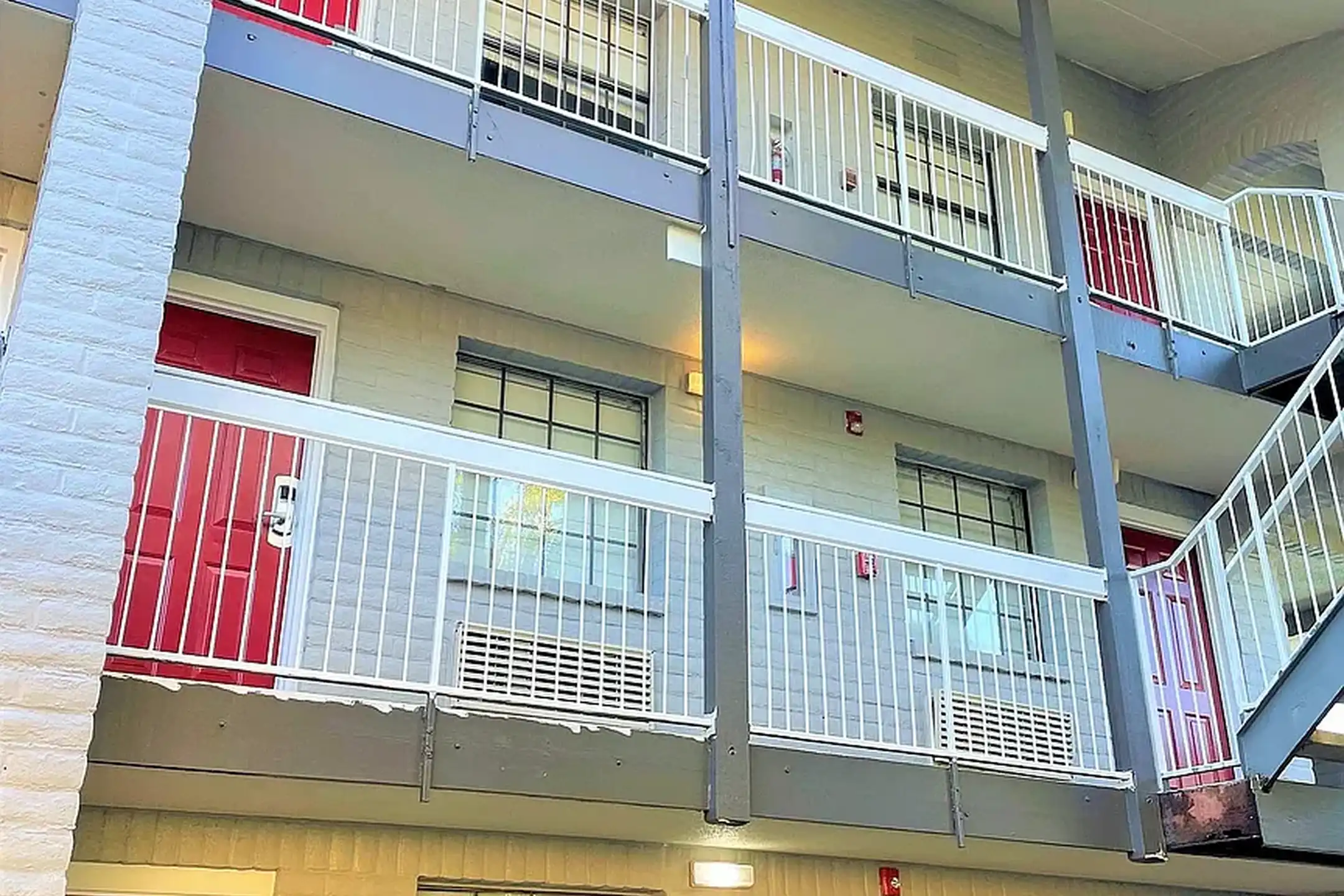 Monarch Luxury Studio Apartments - Tallahassee, FL 32301 ...
