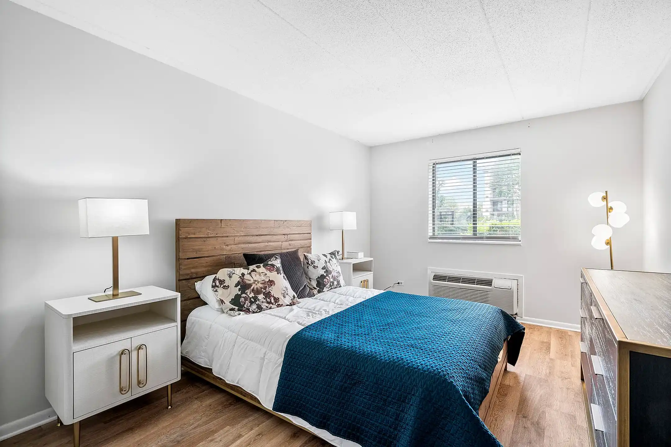 Residences at Lakeside - Lombard, IL 60148 | ApartmentGuide.com