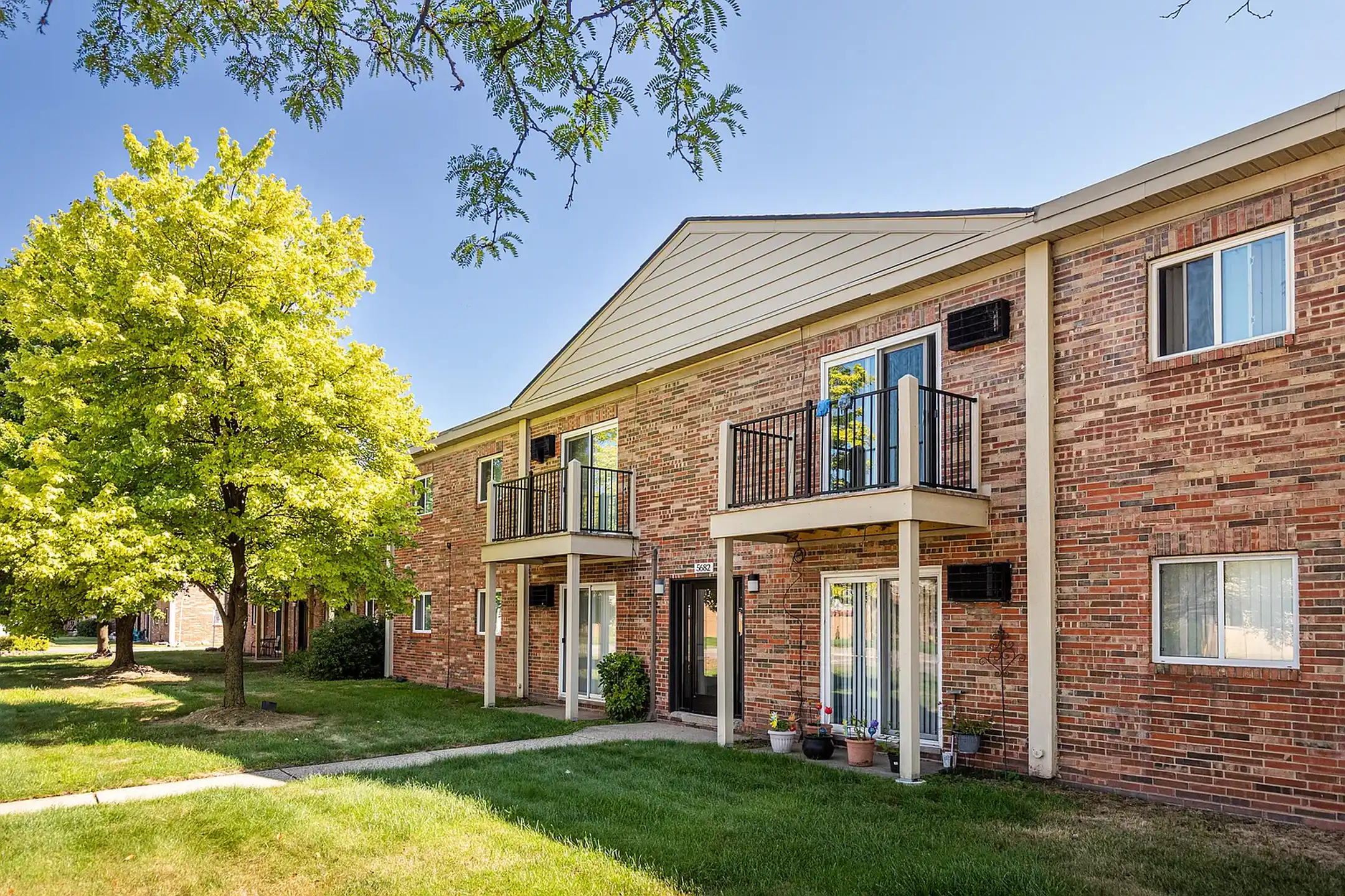 Dearborn Club Apartments - Dearborn Heights, MI 48127 | ApartmentGuide.com