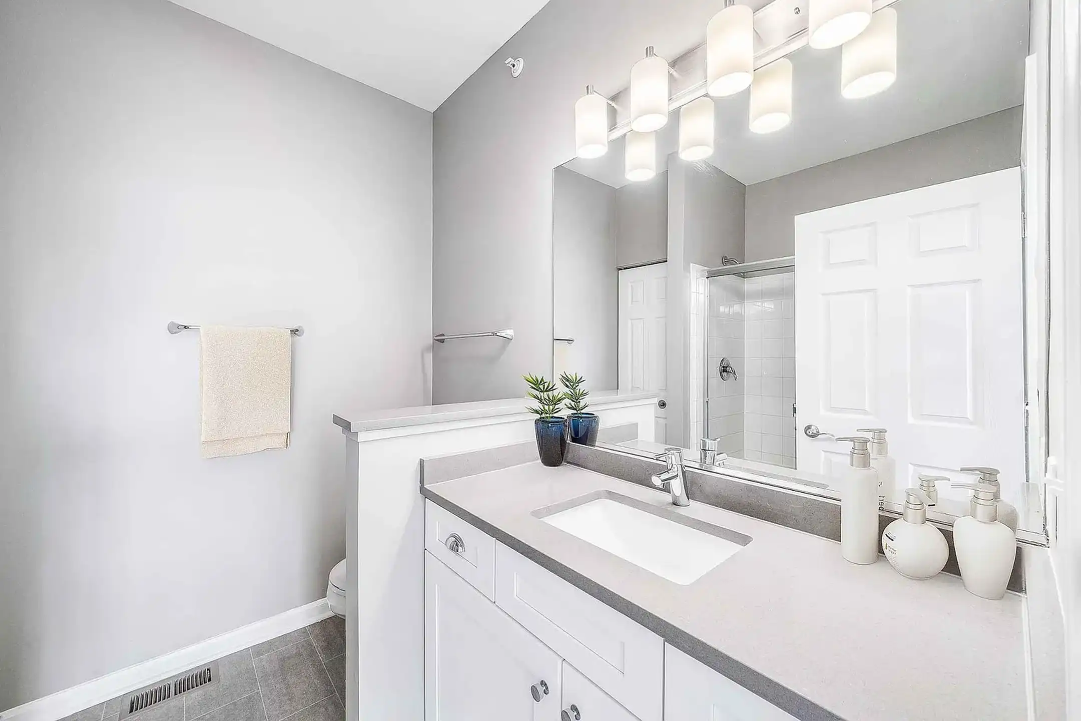 River Run at Naperville - Naperville, IL 60564 | ApartmentGuide.com