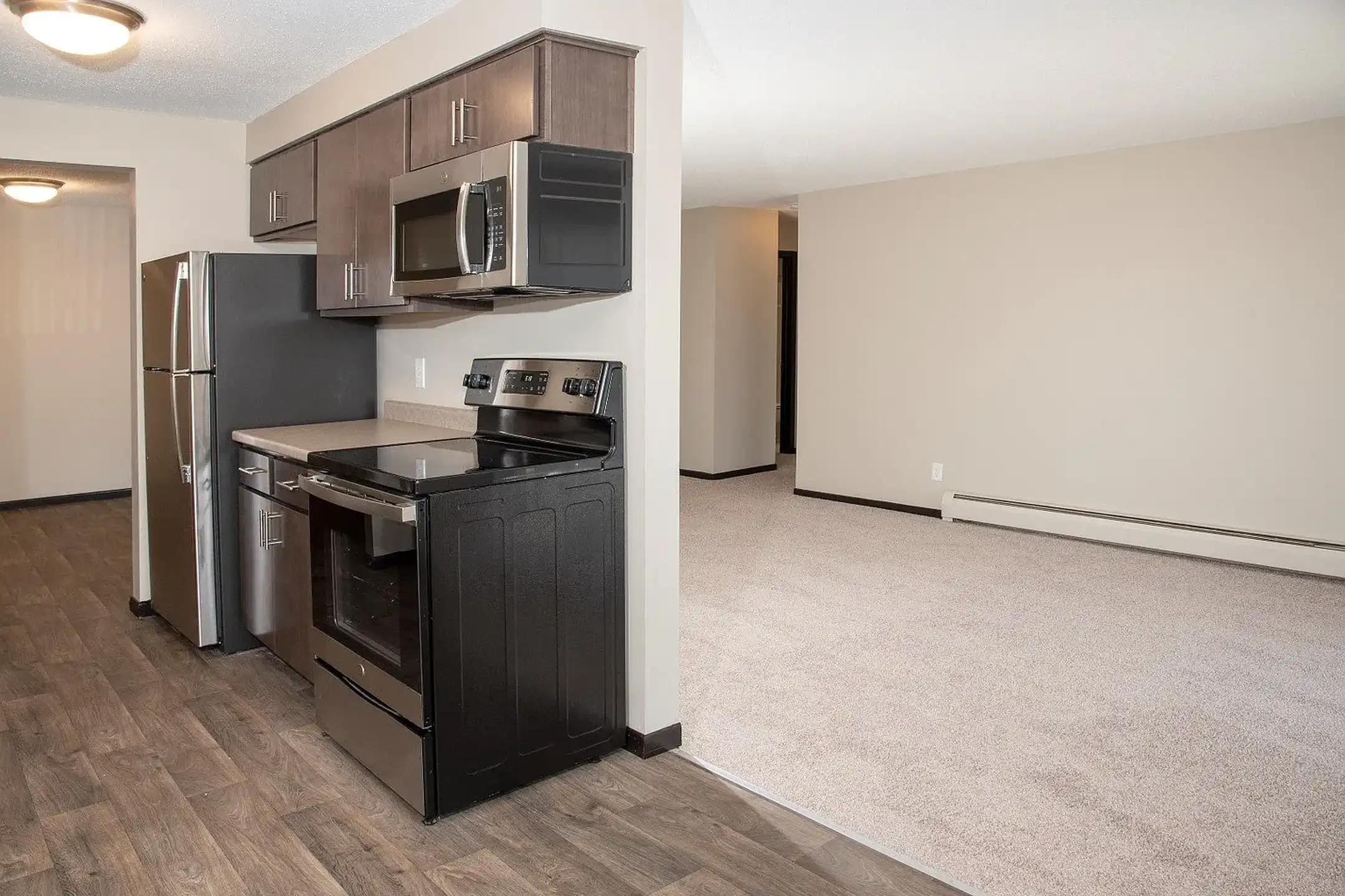 Chateau Apartments - West Saint Paul, MN 55118 | ApartmentGuide.com