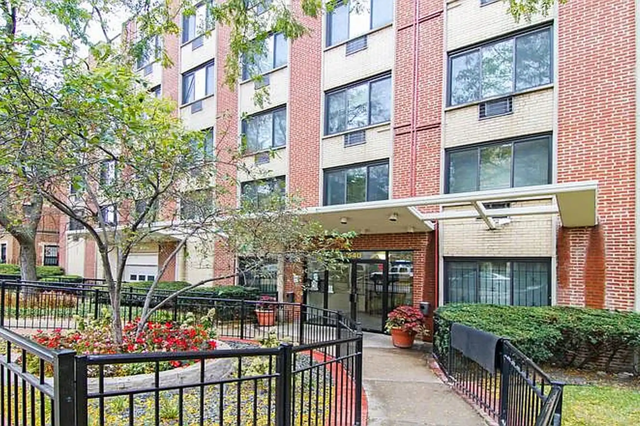 Lakeview Property - Chicago, IL 60657 | ApartmentGuide.com
