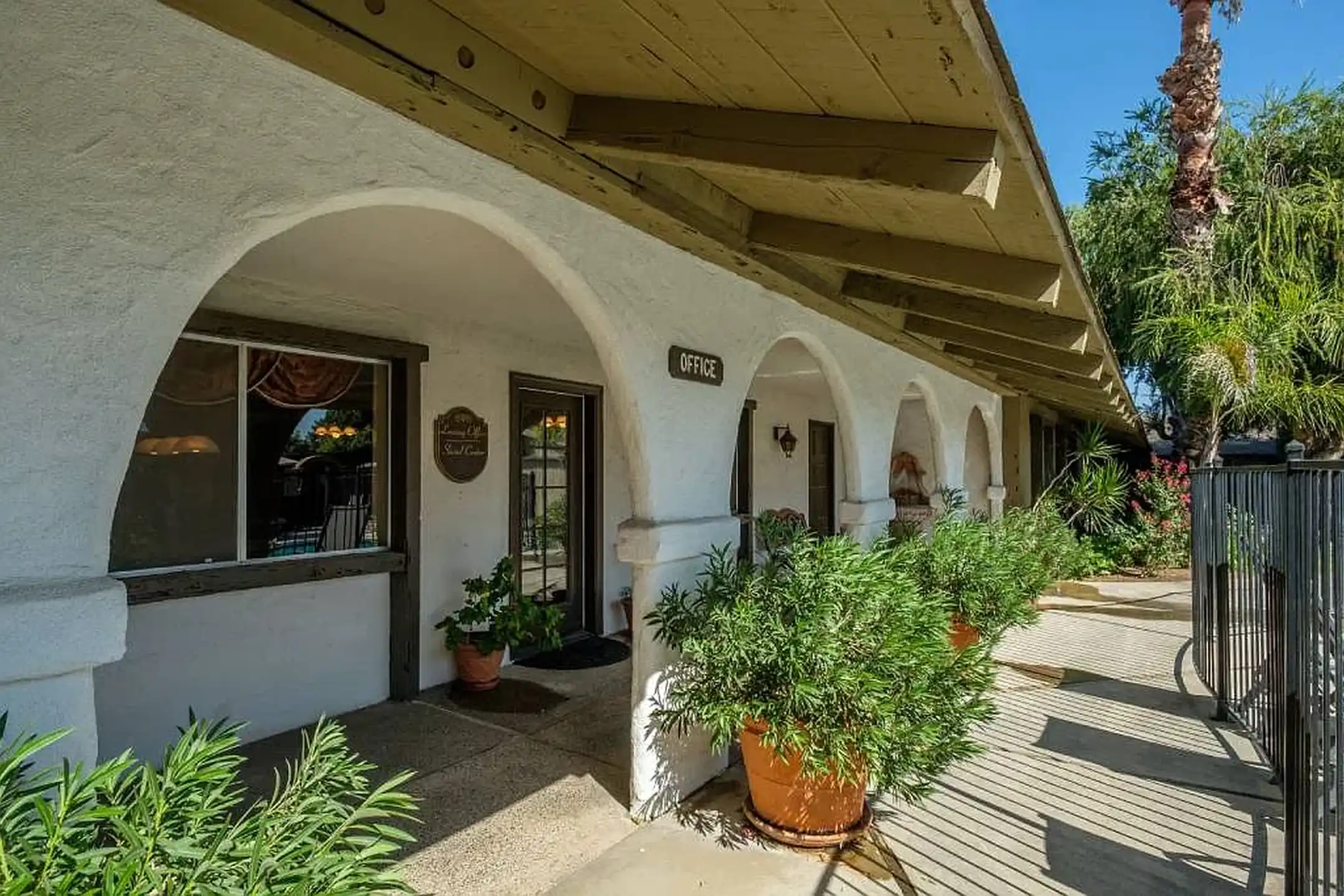 Casa Del Rio Apartments - Fresno, CA 93710 | ApartmentGuide.com
