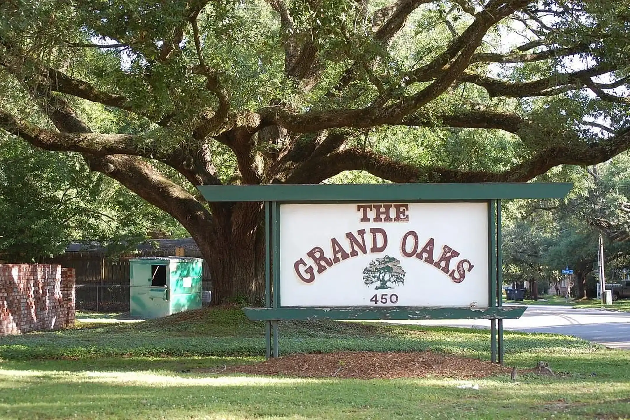 Grand Oaks Apartments - Baton Rouge, LA 70806 | ApartmentGuide.com