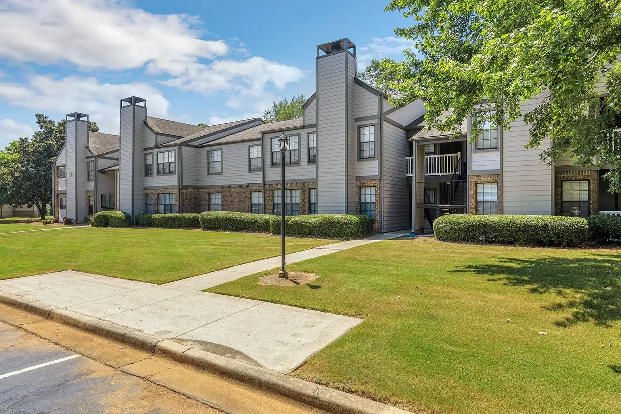 Brixworth at Bridge Street - Huntsville, AL 35806 | ApartmentGuide.com