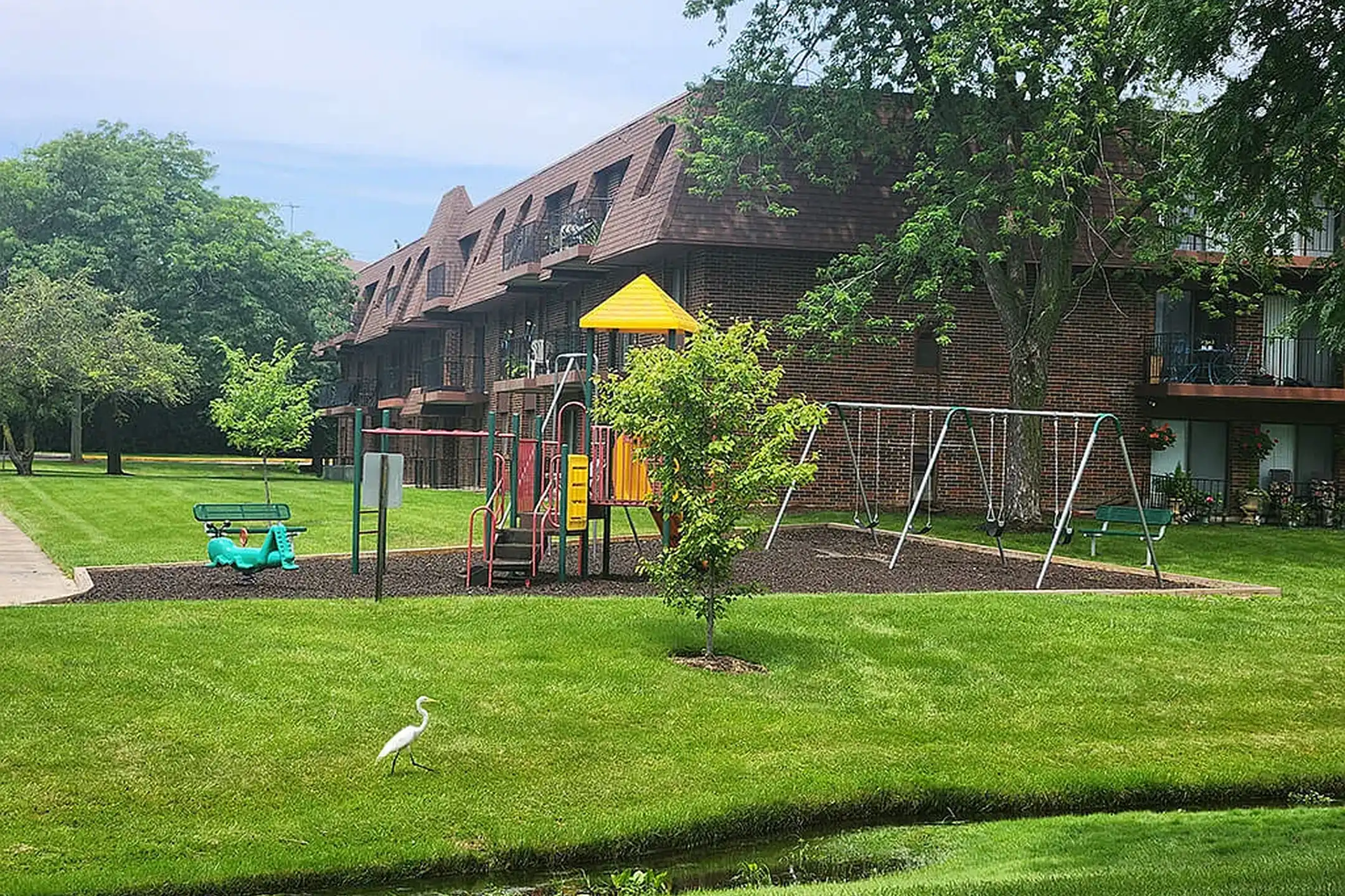 Fox Crest - Waukegan, IL 60085 | ApartmentGuide.com