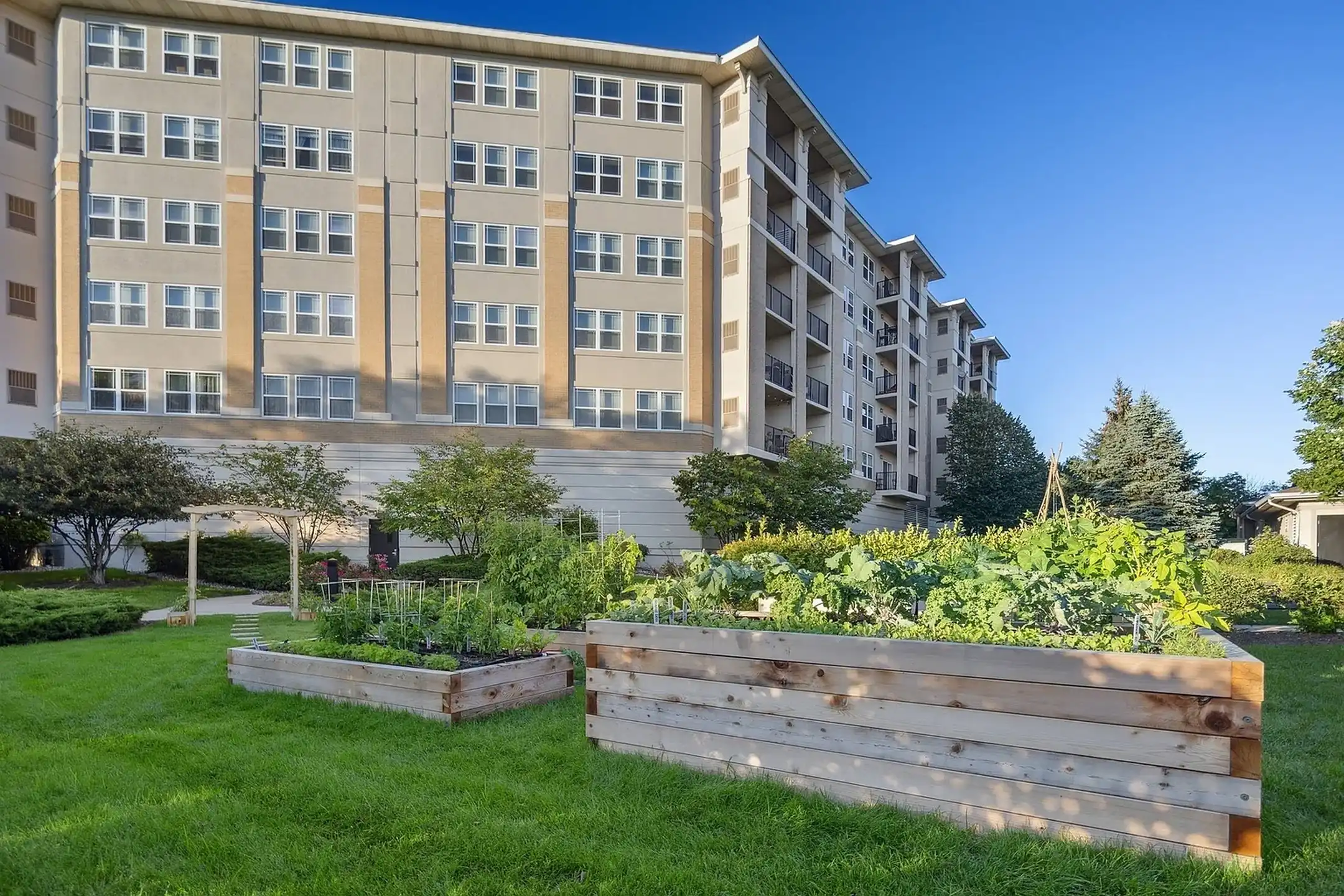 AMLI at Seven Bridges - Woodridge, IL 60517 | ApartmentGuide.com