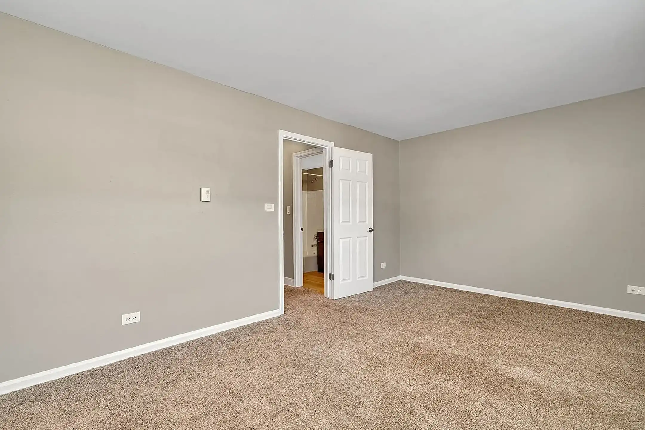 Iron Gate Apartments - Glen Ellyn, IL 60137 | ApartmentGuide.com