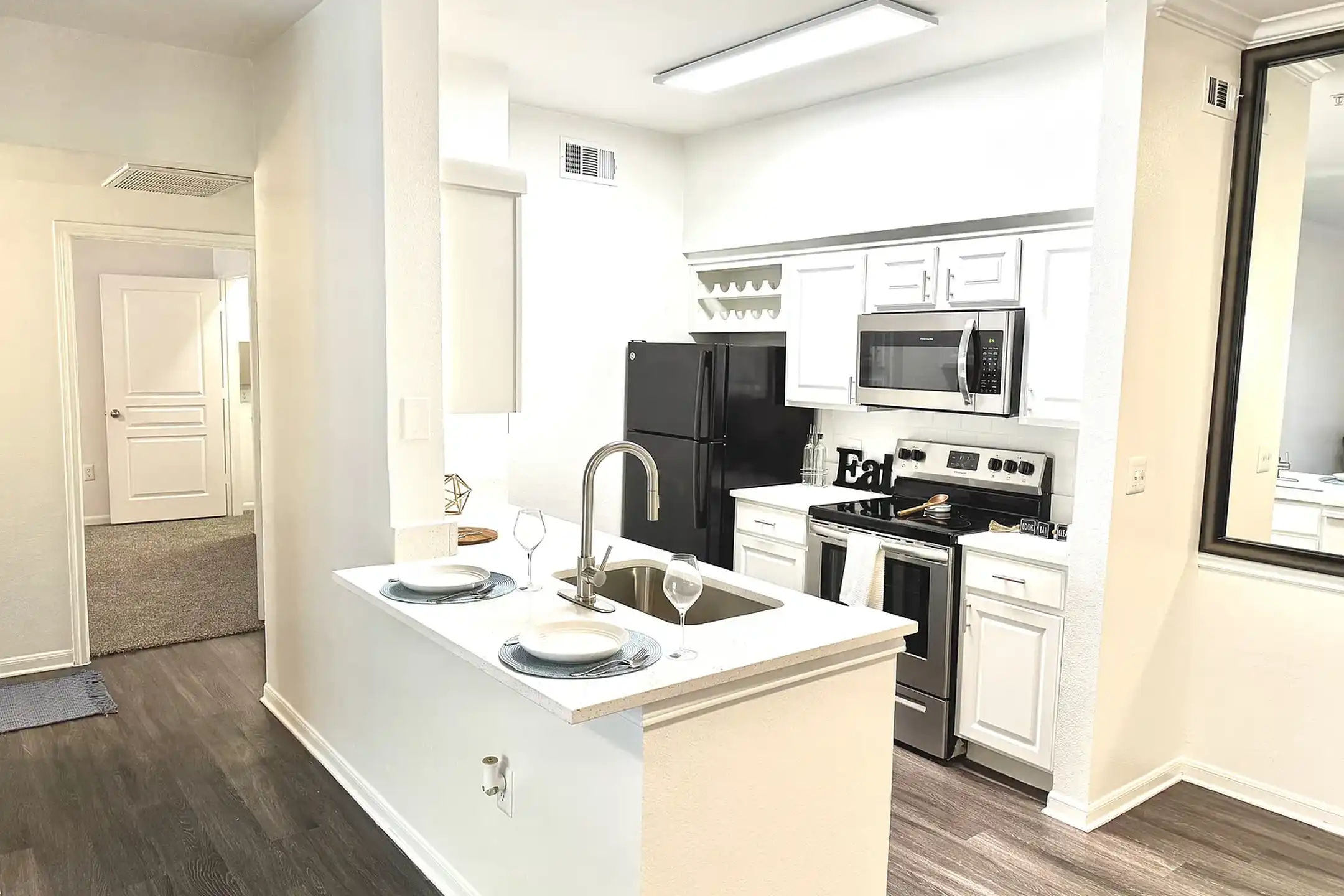 Metropolitan at Cityplace - Dallas, TX 75204 | ApartmentGuide.com