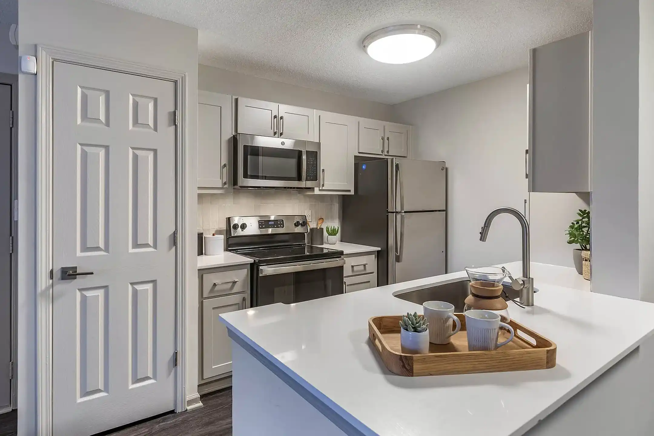 Roswell Village - Roswell, GA 30075 | ApartmentGuide.com