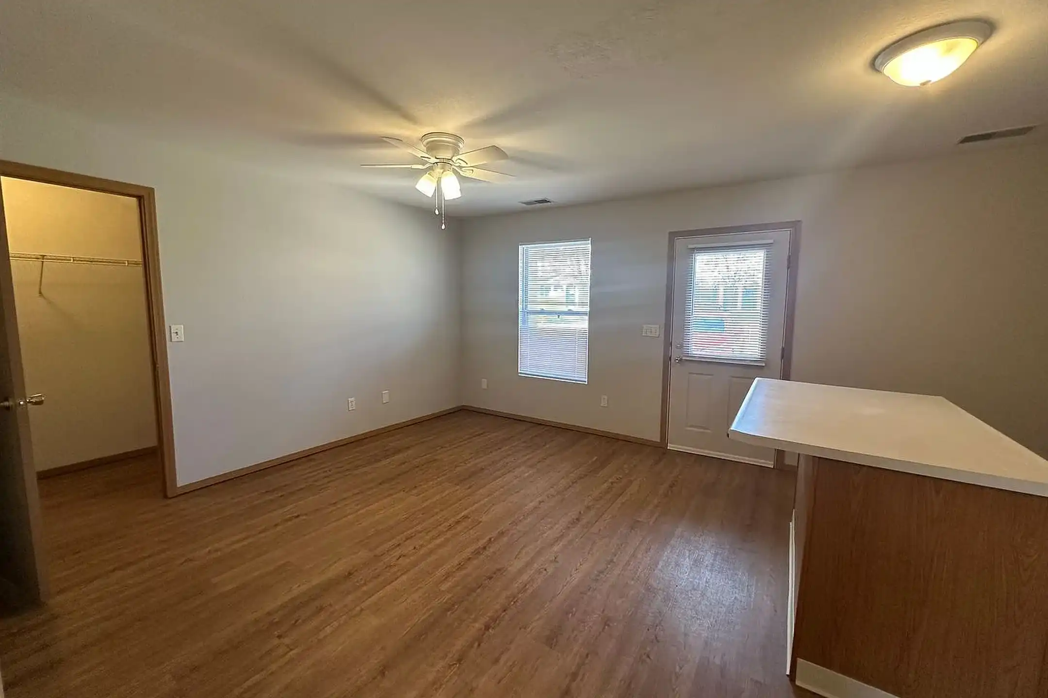 Main & Veterans Crossing - Bloomington, IL 61701 | ApartmentGuide.com