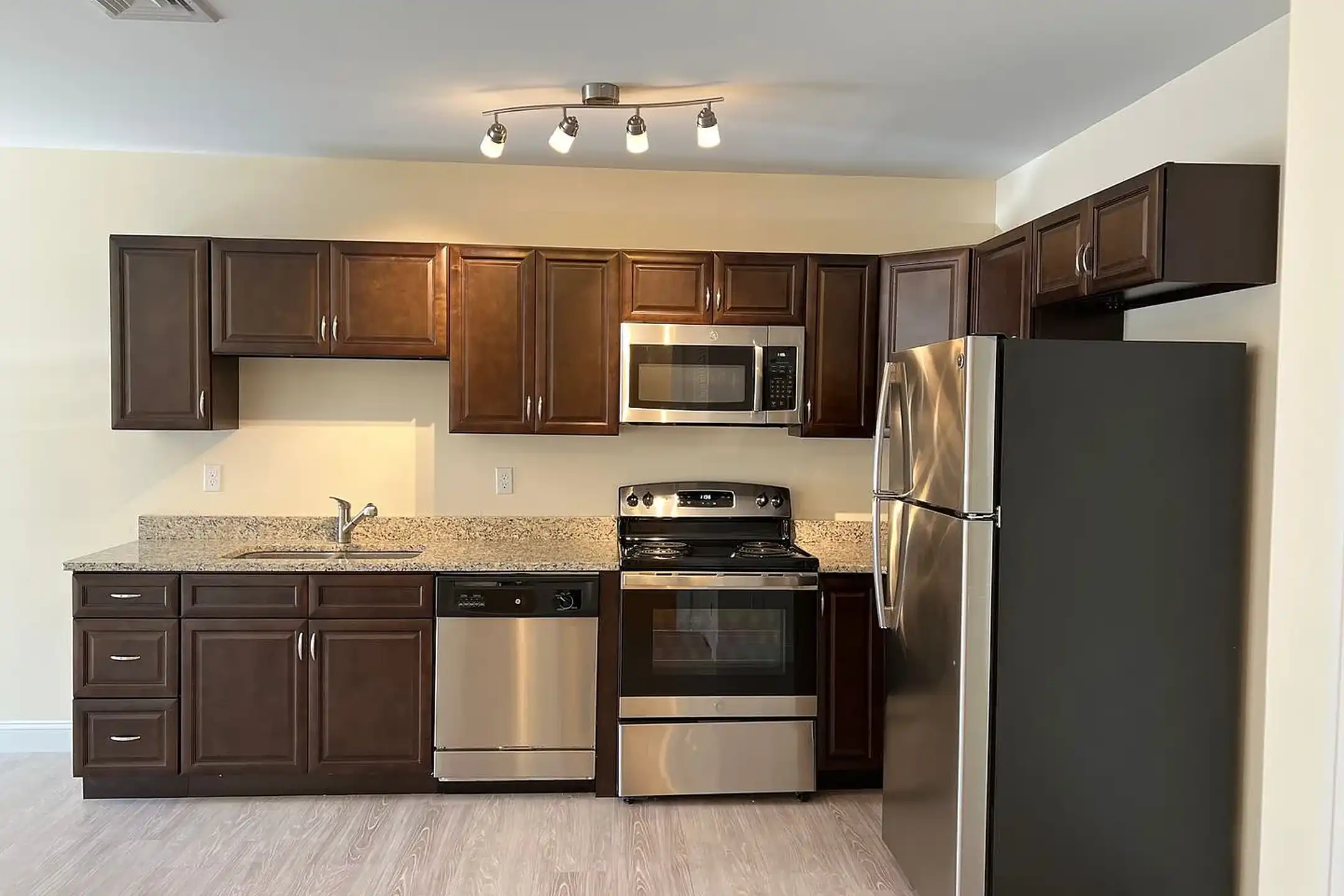 Residences at MacGregor Cut - Londonderry, NH 03053 | ApartmentGuide.com