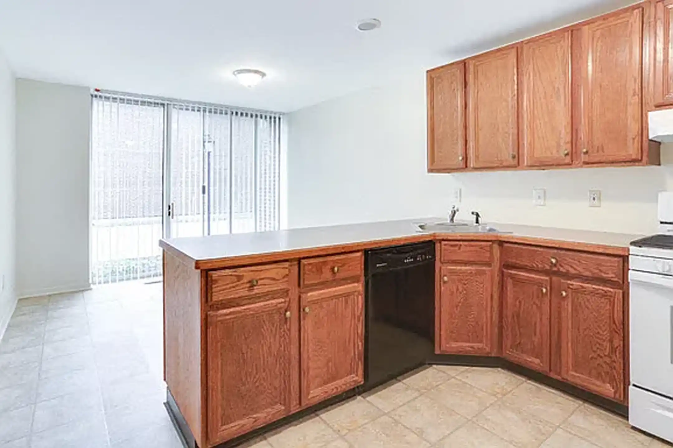 Amherst Manor Apartments - Amherst, NY 14221 | ApartmentGuide.com