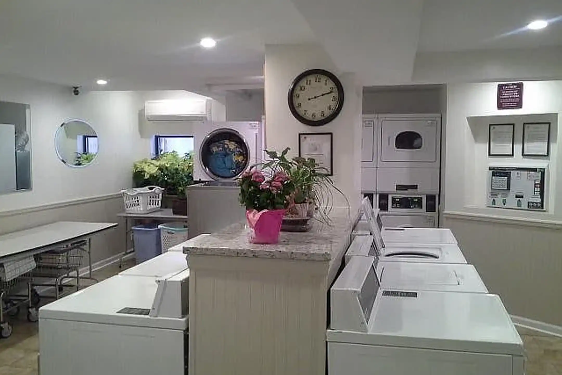 Dearborn North - Chicago, IL 60610 | ApartmentGuide.com